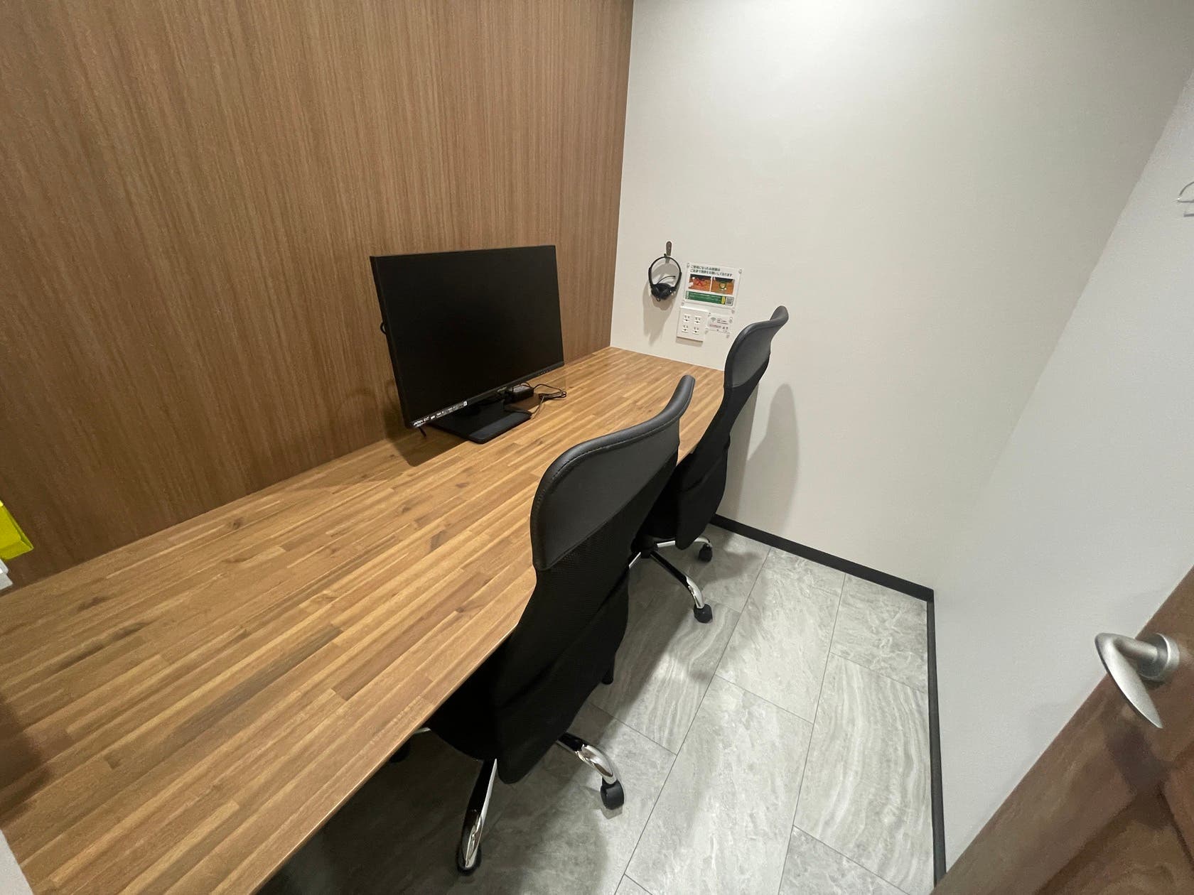 【神田駅から徒歩1分】モニター・フリードリンク付き2名個室（ブース17）※予約時間前は入室不可の写真1