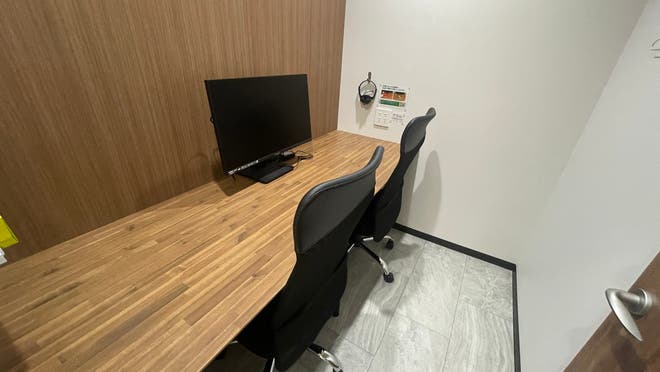 【神田駅から徒歩1分】モニター・フリードリンク付き2名個室(ブース16)※予約時間前は入室不可の写真1