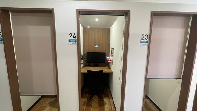 【神田駅から徒歩1分】モニター・フリードリンク付き1名半個室(ブース27)※予約時間前は入室不可の写真2