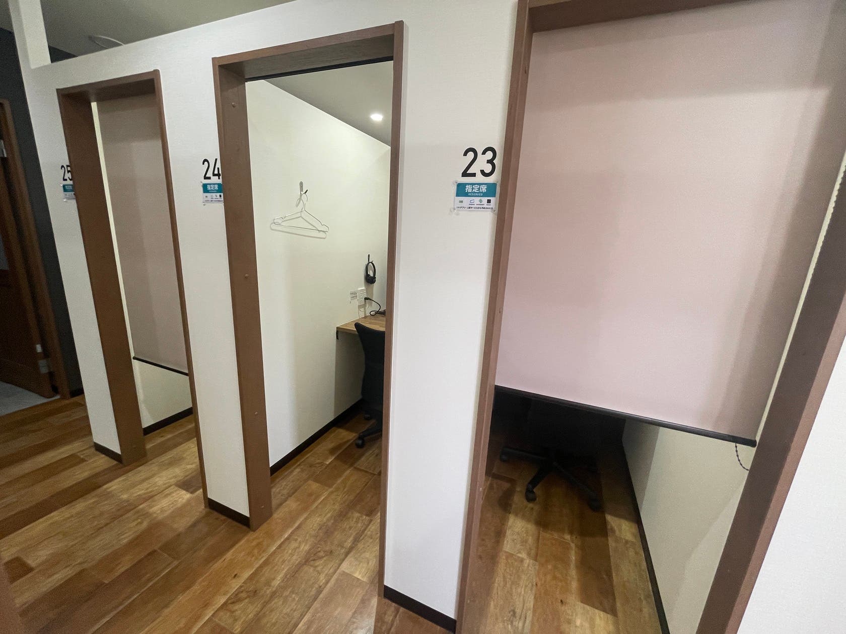 【神田駅から徒歩1分】モニター・フリードリンク付き1名半個室（ブース28）※予約時間前は入室不可の写真3