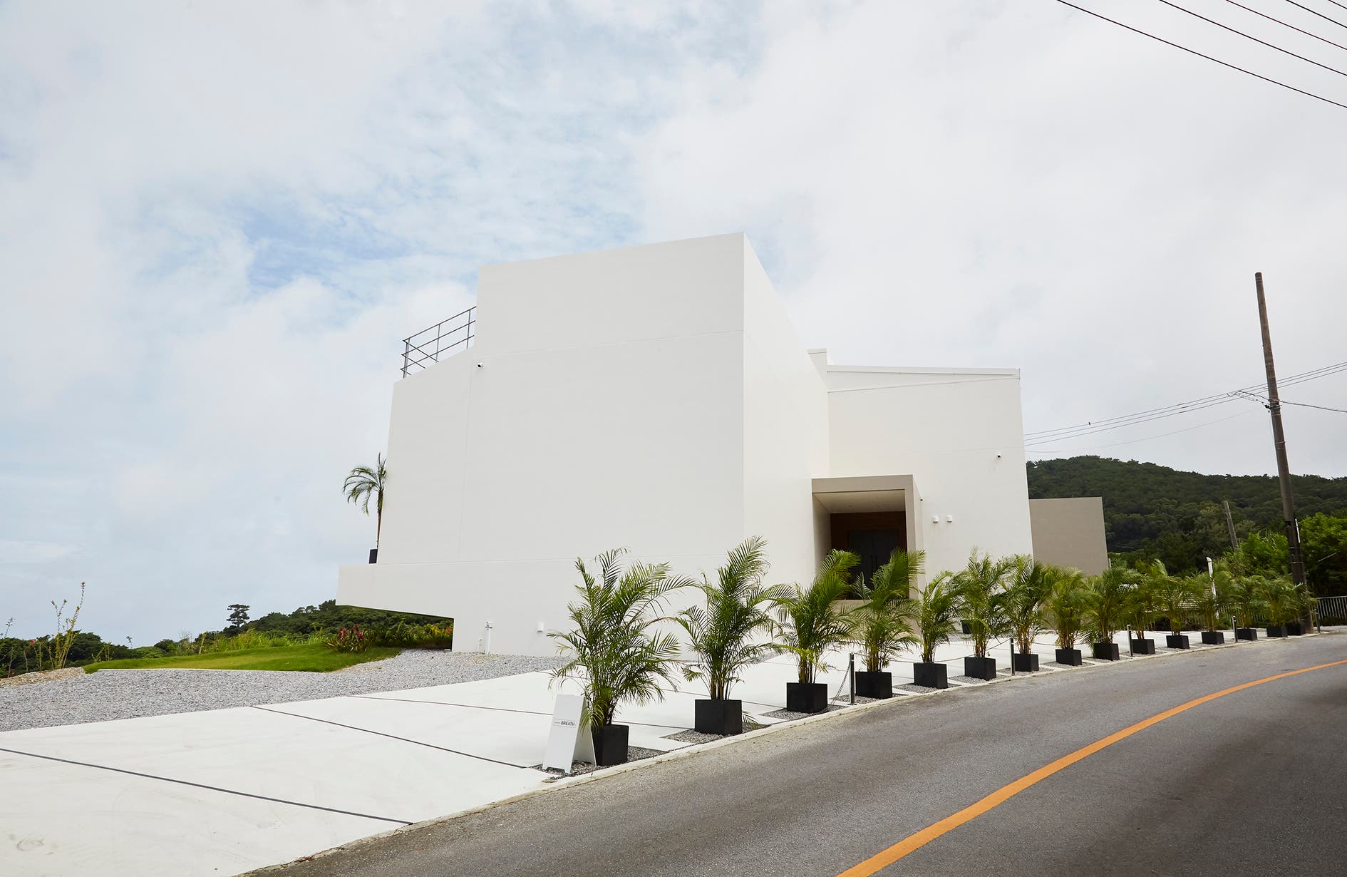 緑あふれる高台からの青い水平線とサンセット、屋上のプールから絶景を望むハウススタジオの写真2