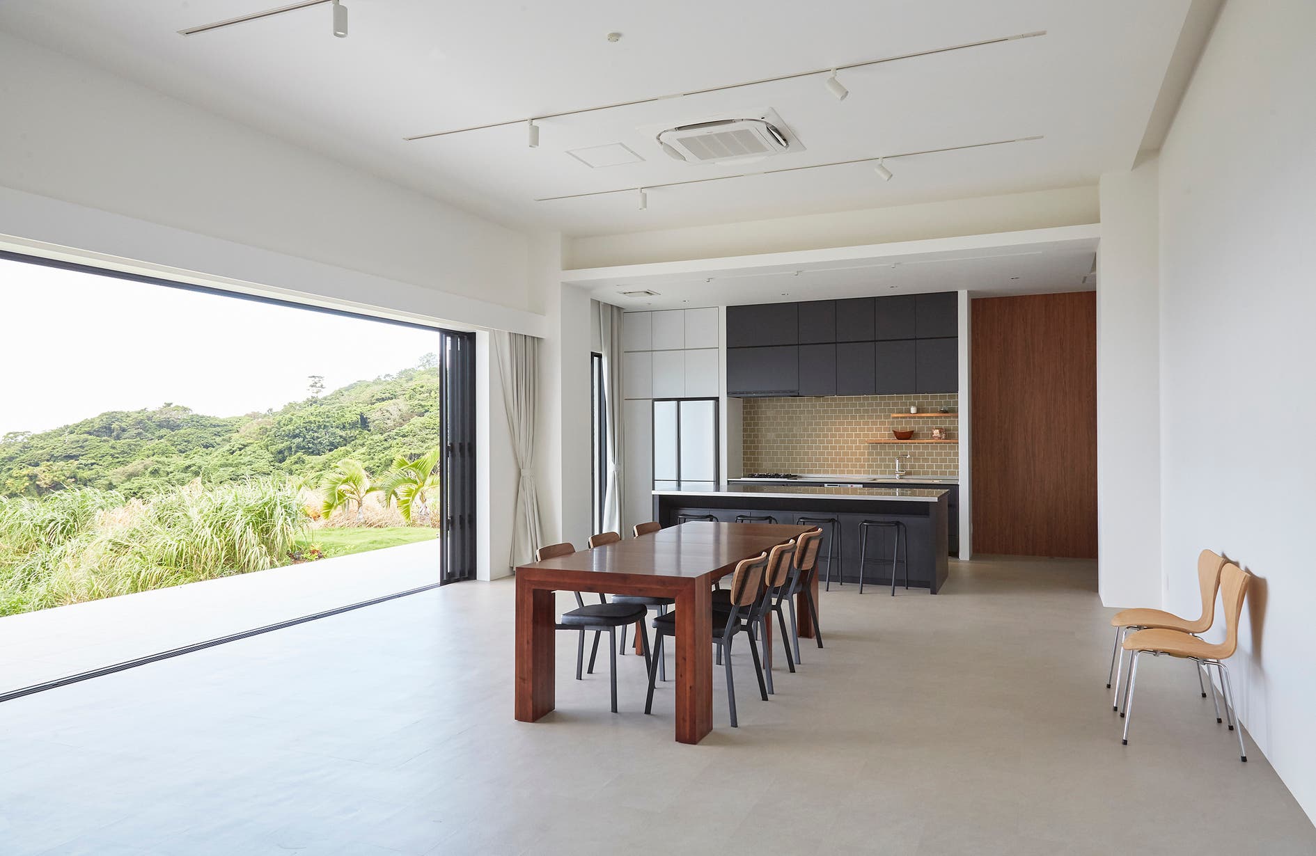 緑あふれる高台からの青い水平線とサンセット、屋上のプールから絶景を望むハウススタジオの写真1