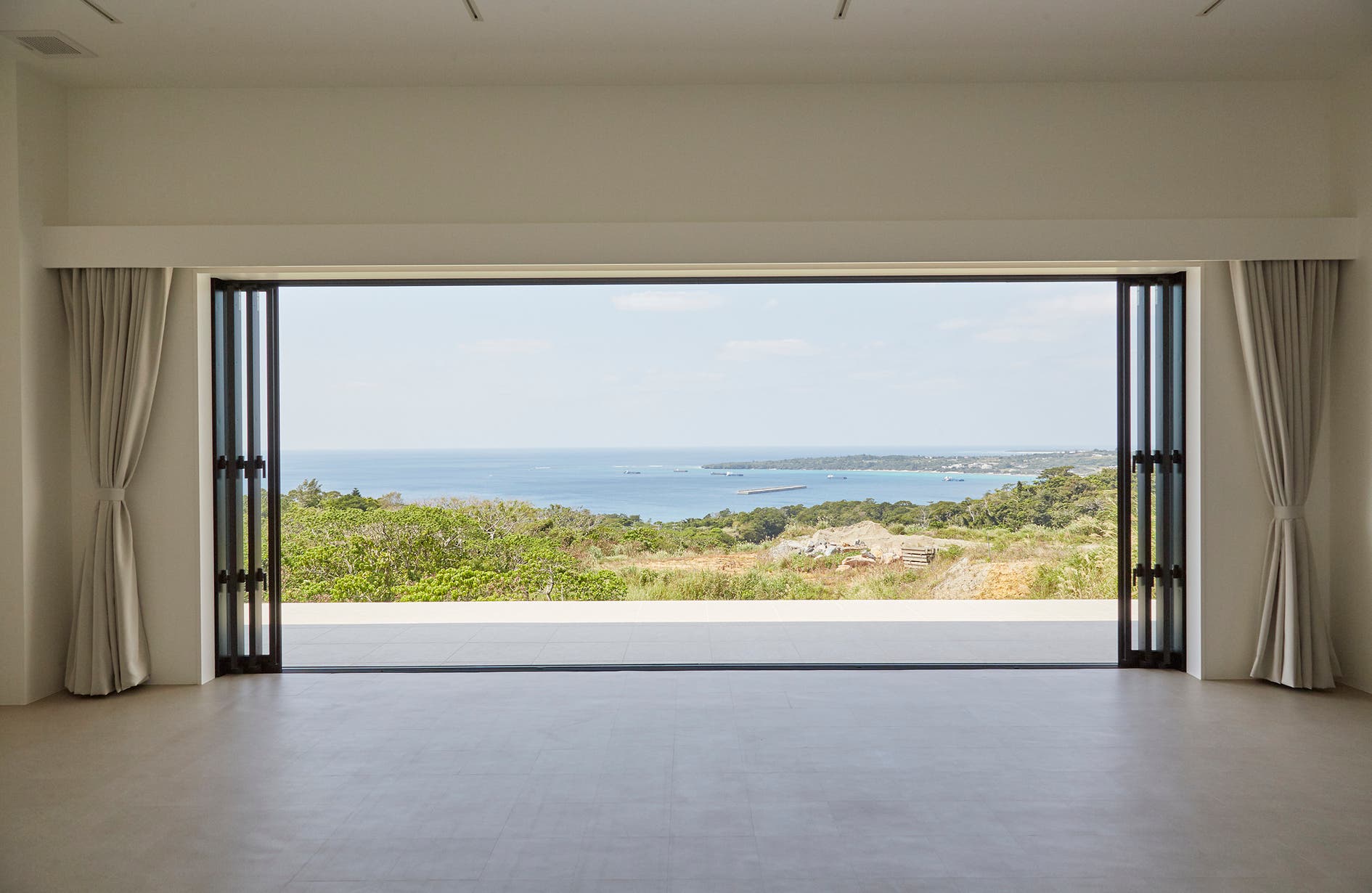 緑あふれる高台からの青い水平線とサンセット、屋上のプールから絶景を望むハウススタジオの写真4