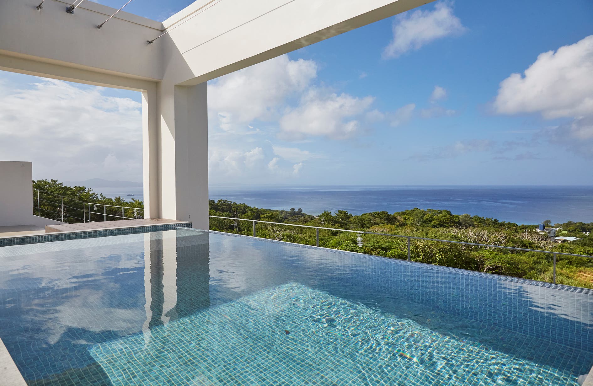 緑あふれる高台からの青い水平線とサンセット、屋上のプールから絶景を望むハウススタジオの写真5