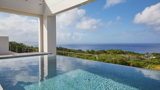 緑あふれる高台からの青い水平線とサンセット、屋上のプールから絶景を望むハウススタジオの写真5