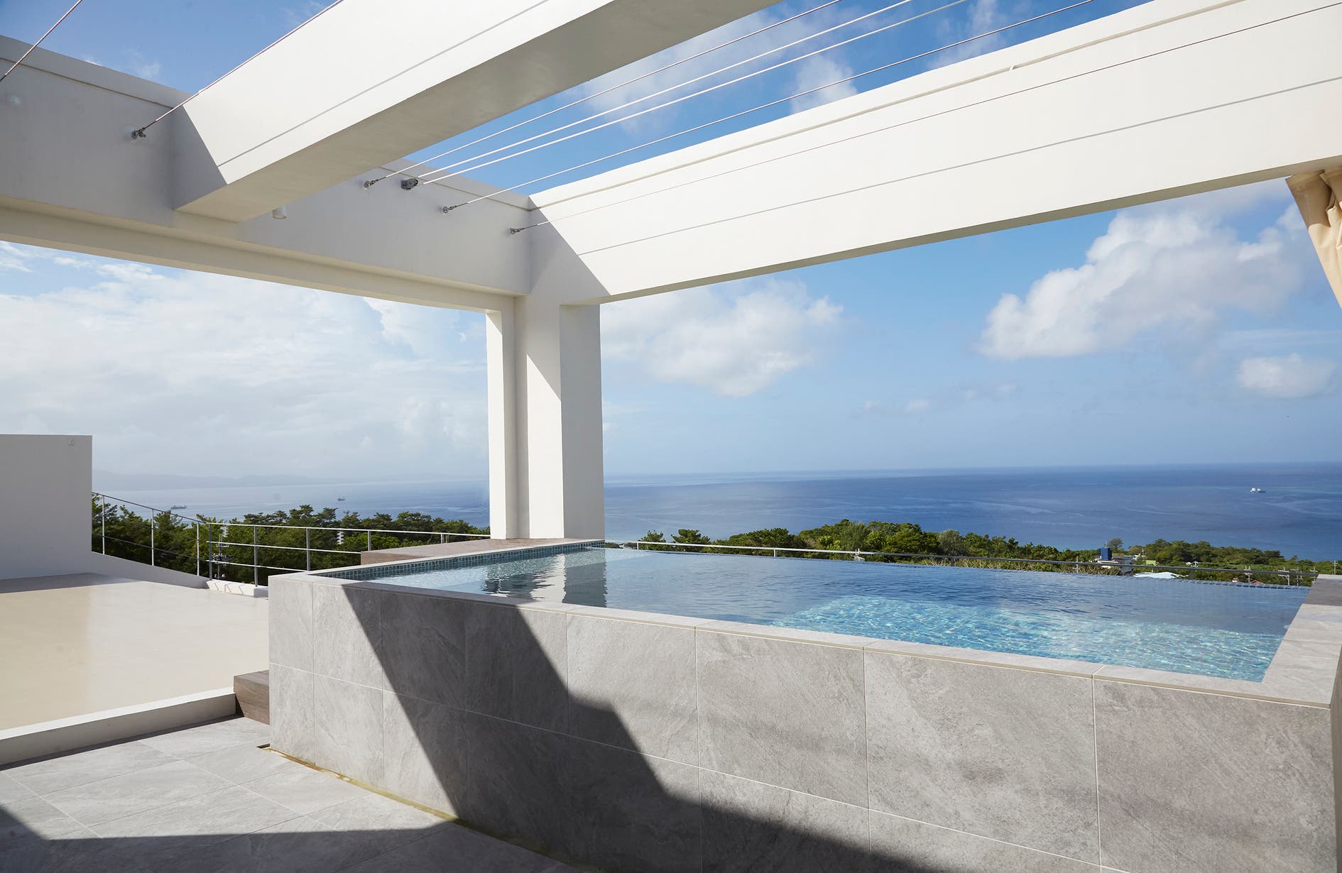 緑あふれる高台からの青い水平線とサンセット、屋上のプールから絶景を望むハウススタジオの写真6