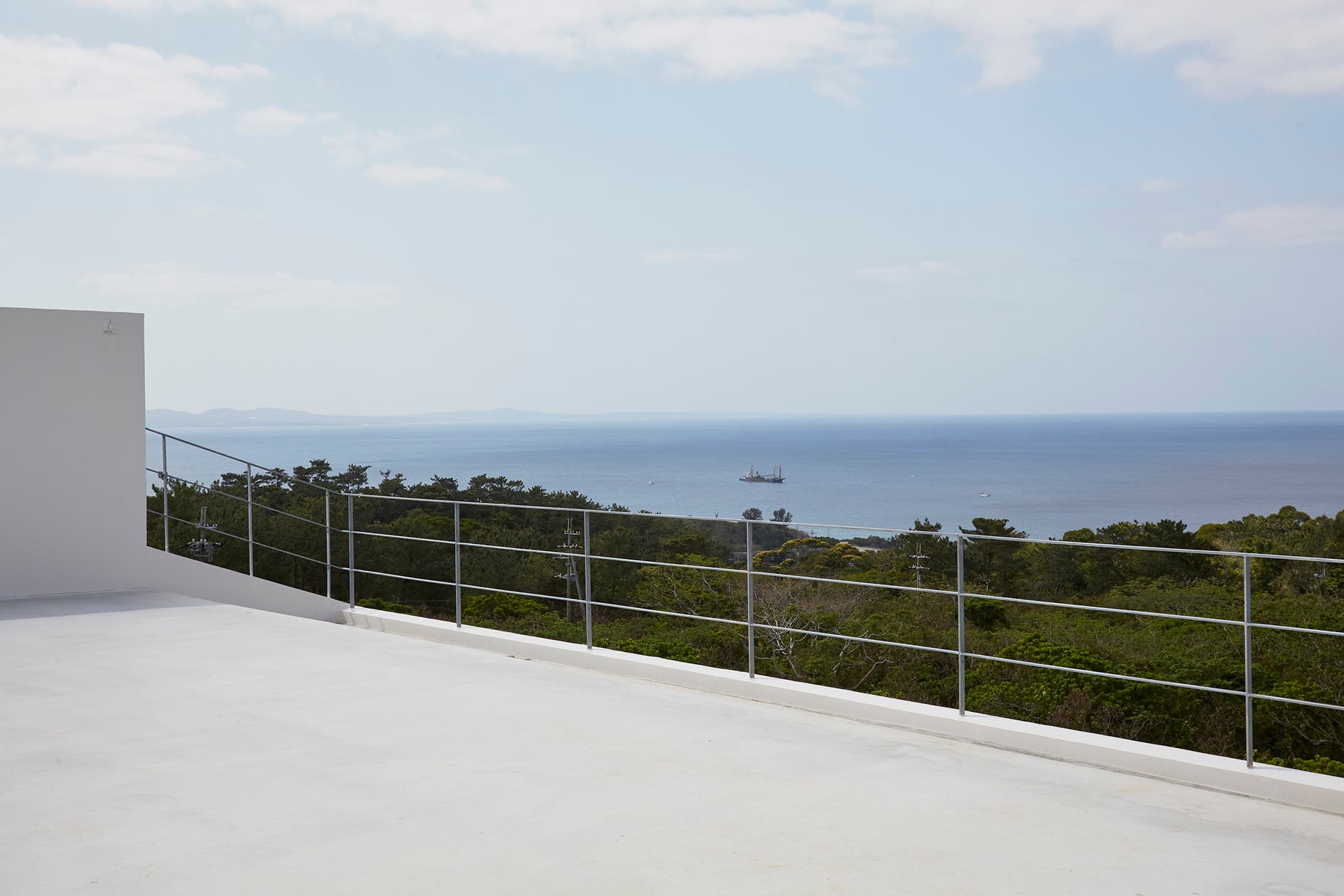 緑あふれる高台からの青い水平線とサンセット、屋上のプールから絶景を望むハウススタジオの写真7