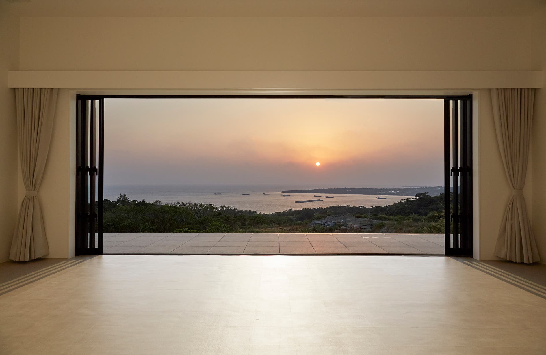 緑あふれる高台からの青い水平線とサンセット、屋上のプールから絶景を望むハウススタジオの写真8