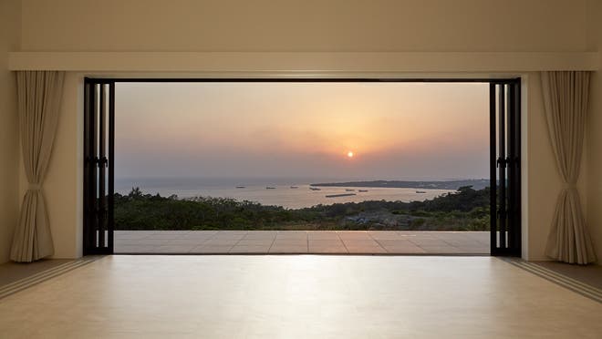 緑あふれる高台からの青い水平線とサンセット、屋上のプールから絶景を望むハウススタジオの写真8