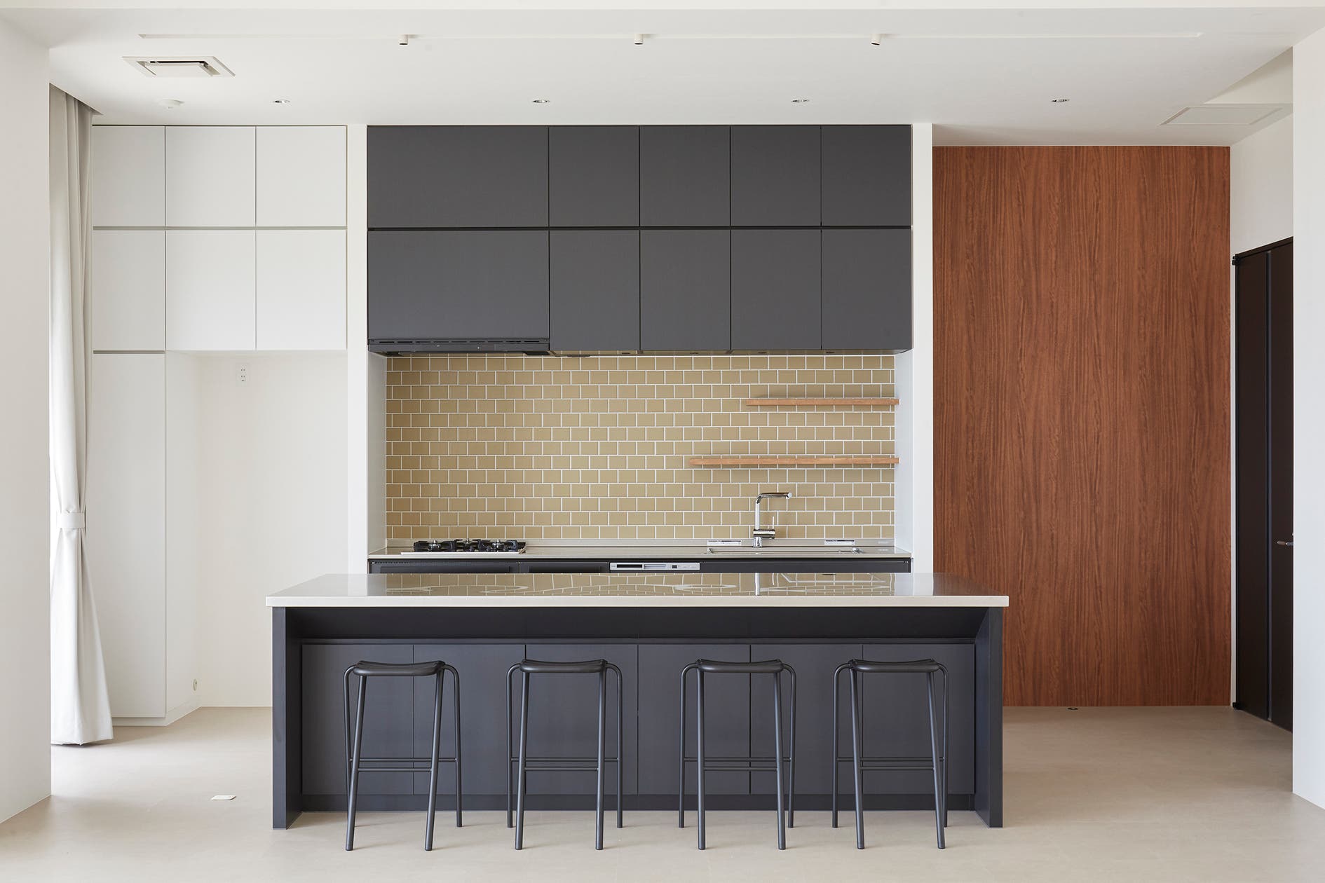 緑あふれる高台からの青い水平線とサンセット、屋上のプールから絶景を望むハウススタジオの写真9