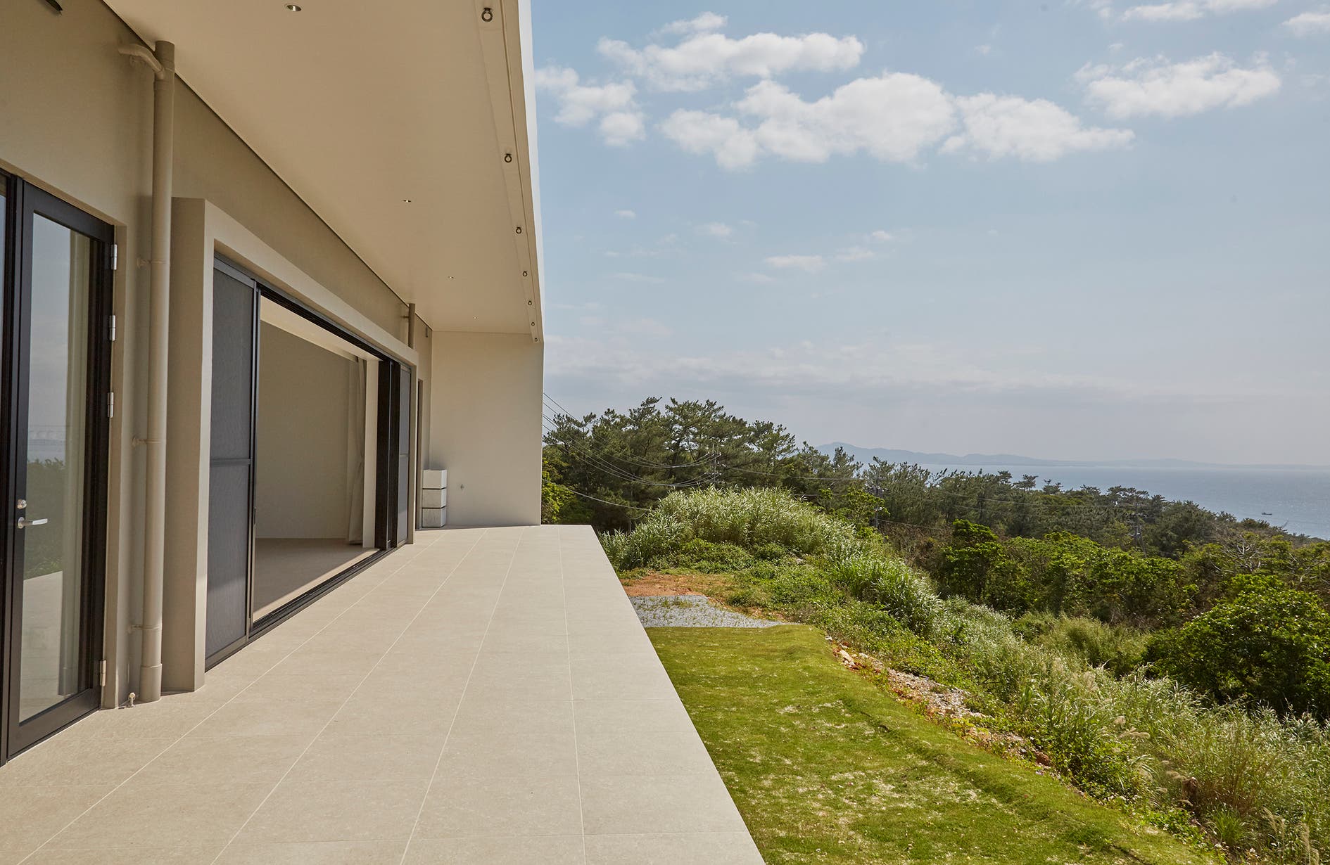 緑あふれる高台からの青い水平線とサンセット、屋上のプールから絶景を望むハウススタジオの写真12