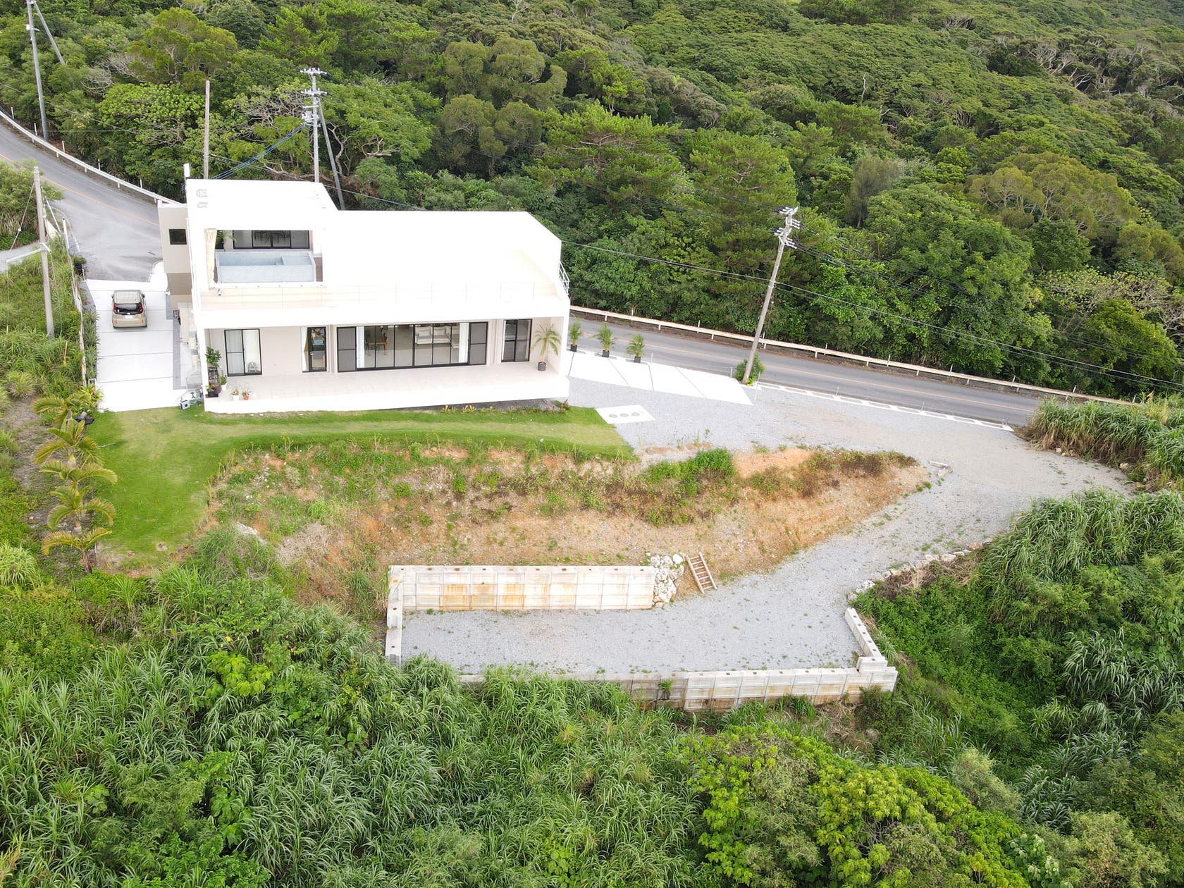 緑あふれる高台からの青い水平線とサンセット、屋上のプールから絶景を望むハウススタジオの写真13