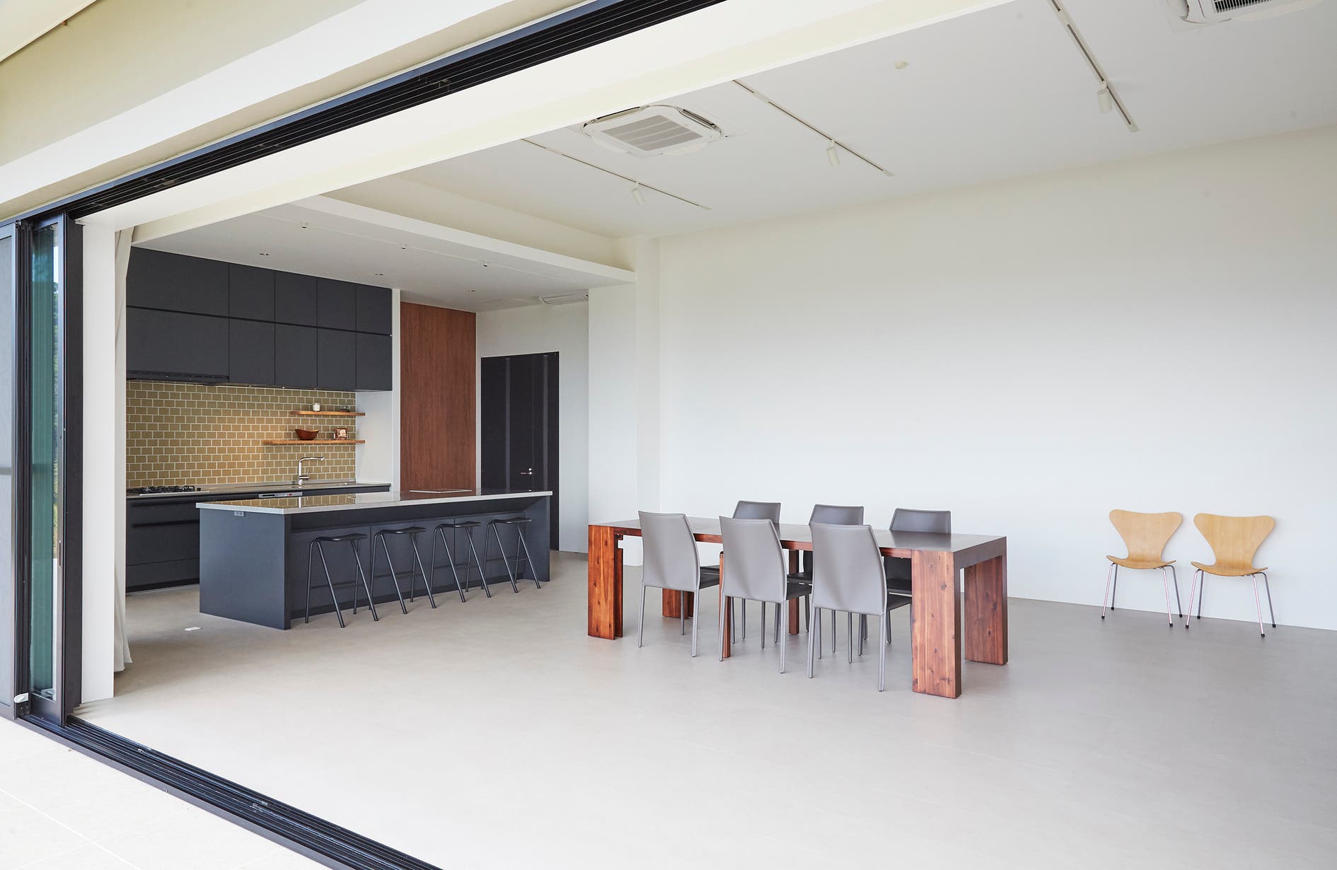 緑あふれる高台からの青い水平線とサンセット、屋上のプールから絶景を望むハウススタジオの写真14