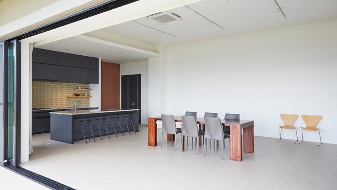 緑あふれる高台からの青い水平線とサンセット、屋上のプールから絶景を望むハウススタジオの写真14