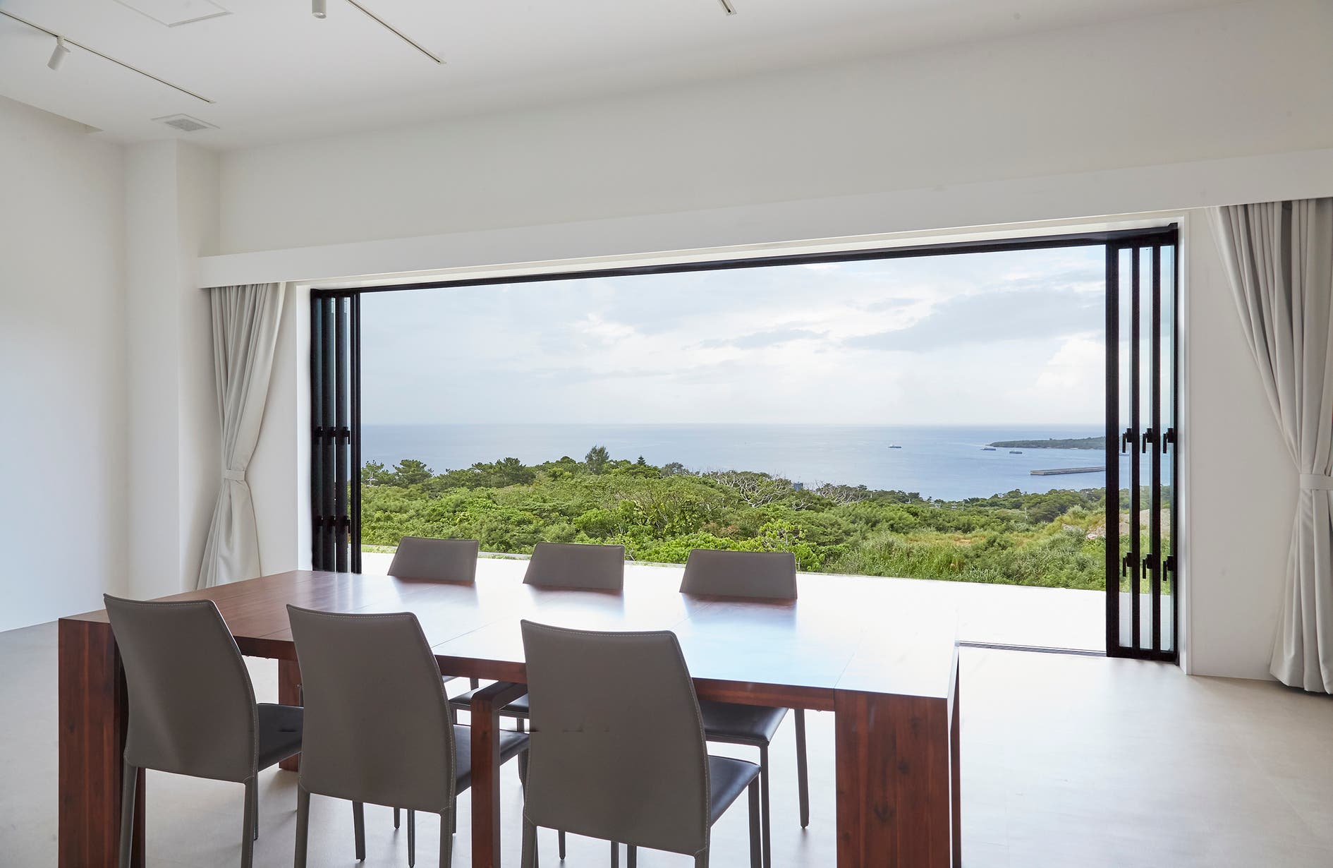 緑あふれる高台からの青い水平線とサンセット、屋上のプールから絶景を望むハウススタジオの写真15