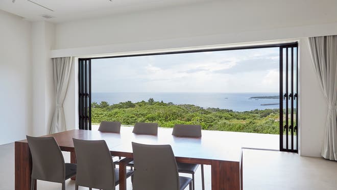 緑あふれる高台からの青い水平線とサンセット、屋上のプールから絶景を望むハウススタジオの写真15