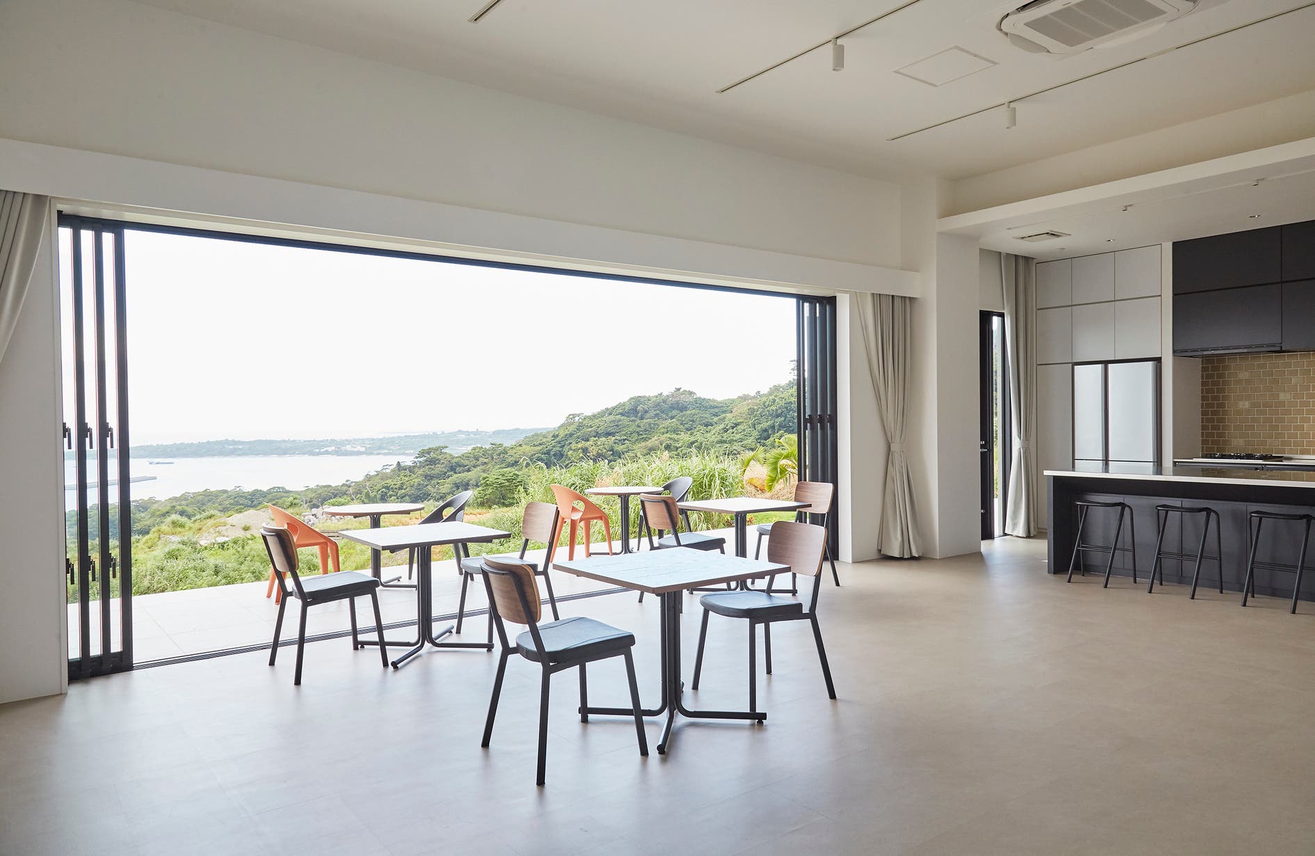 緑あふれる高台からの青い水平線とサンセット、屋上のプールから絶景を望むハウススタジオの写真16