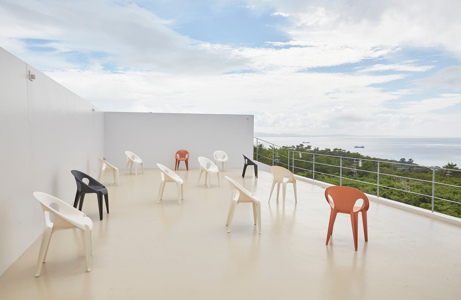 緑あふれる高台からの青い水平線とサンセット、屋上のプールから絶景を望むハウススタジオの写真17