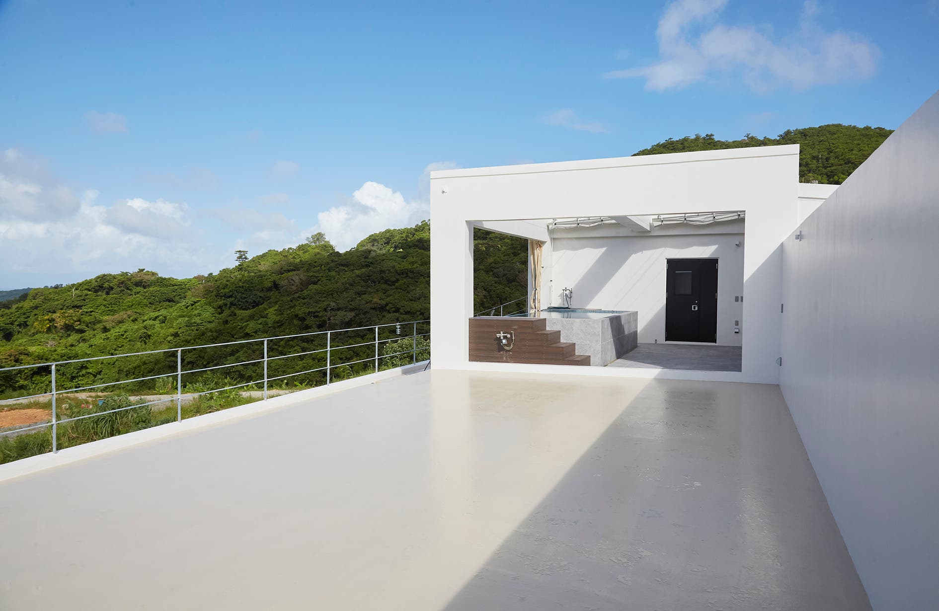 緑あふれる高台からの青い水平線とサンセット、屋上のプールから絶景を望むハウススタジオの写真18