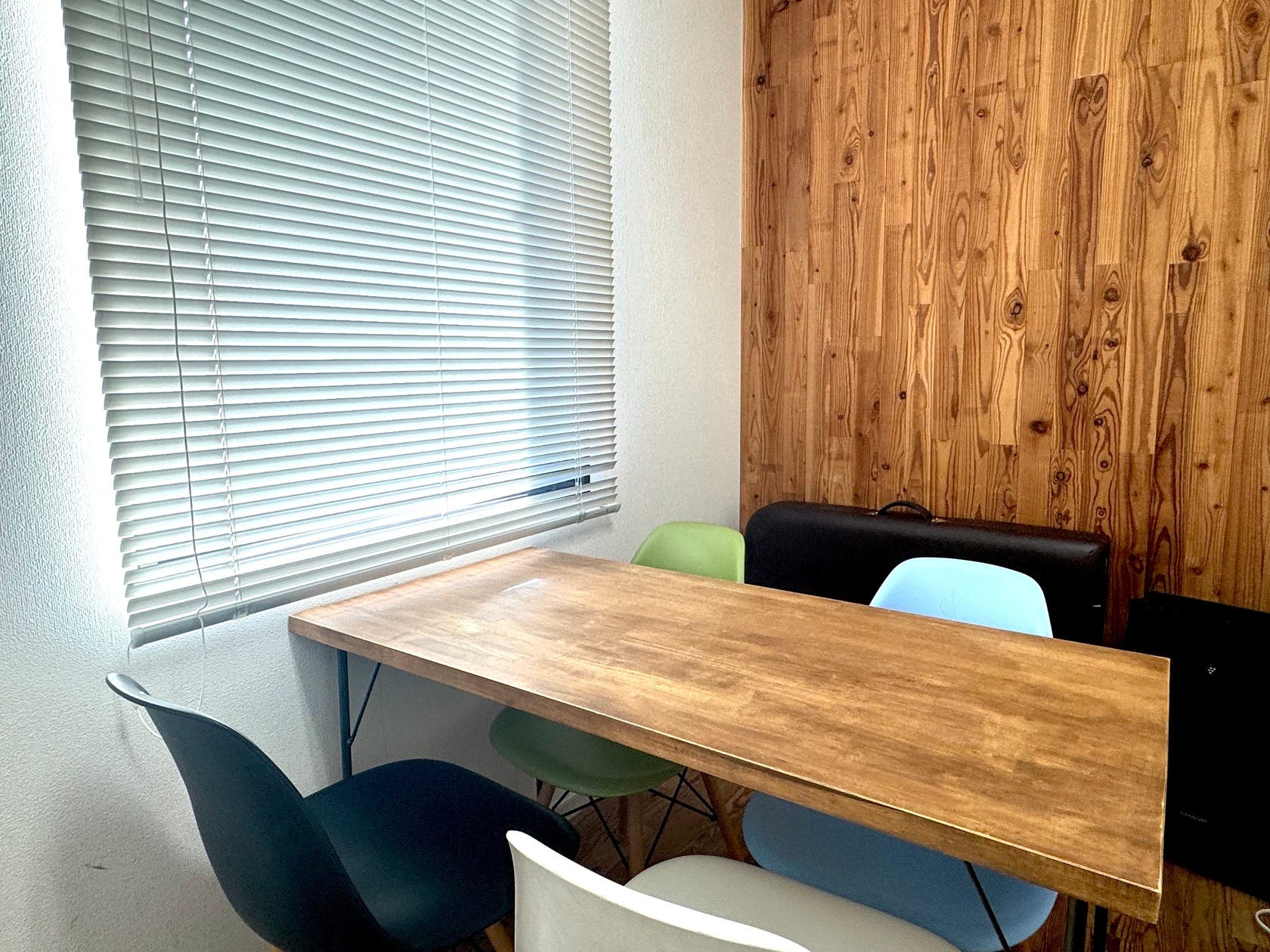 横浜駅東口徒歩7分コワーキングスペース「ヨコハマホップ」会議室 小の写真1