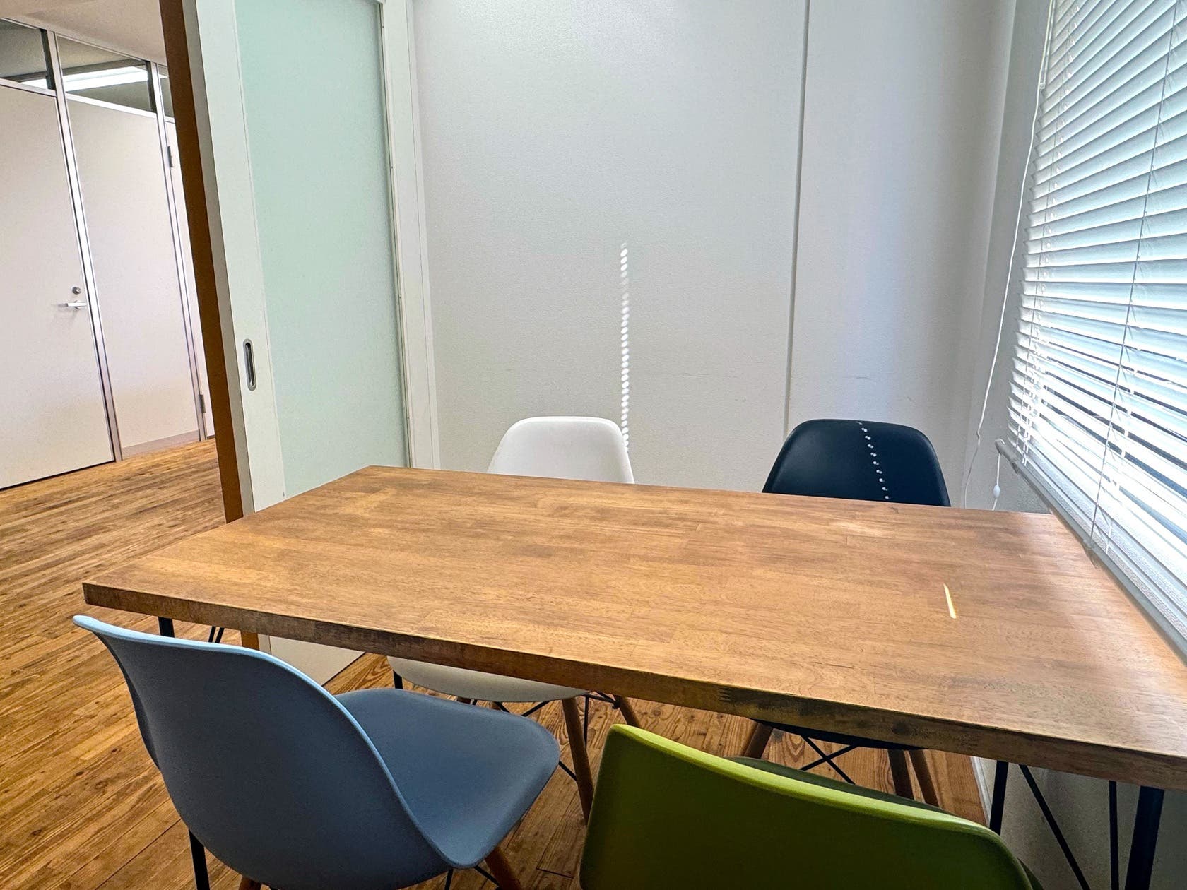 横浜駅東口徒歩7分コワーキングスペース「ヨコハマホップ」会議室 小の写真3