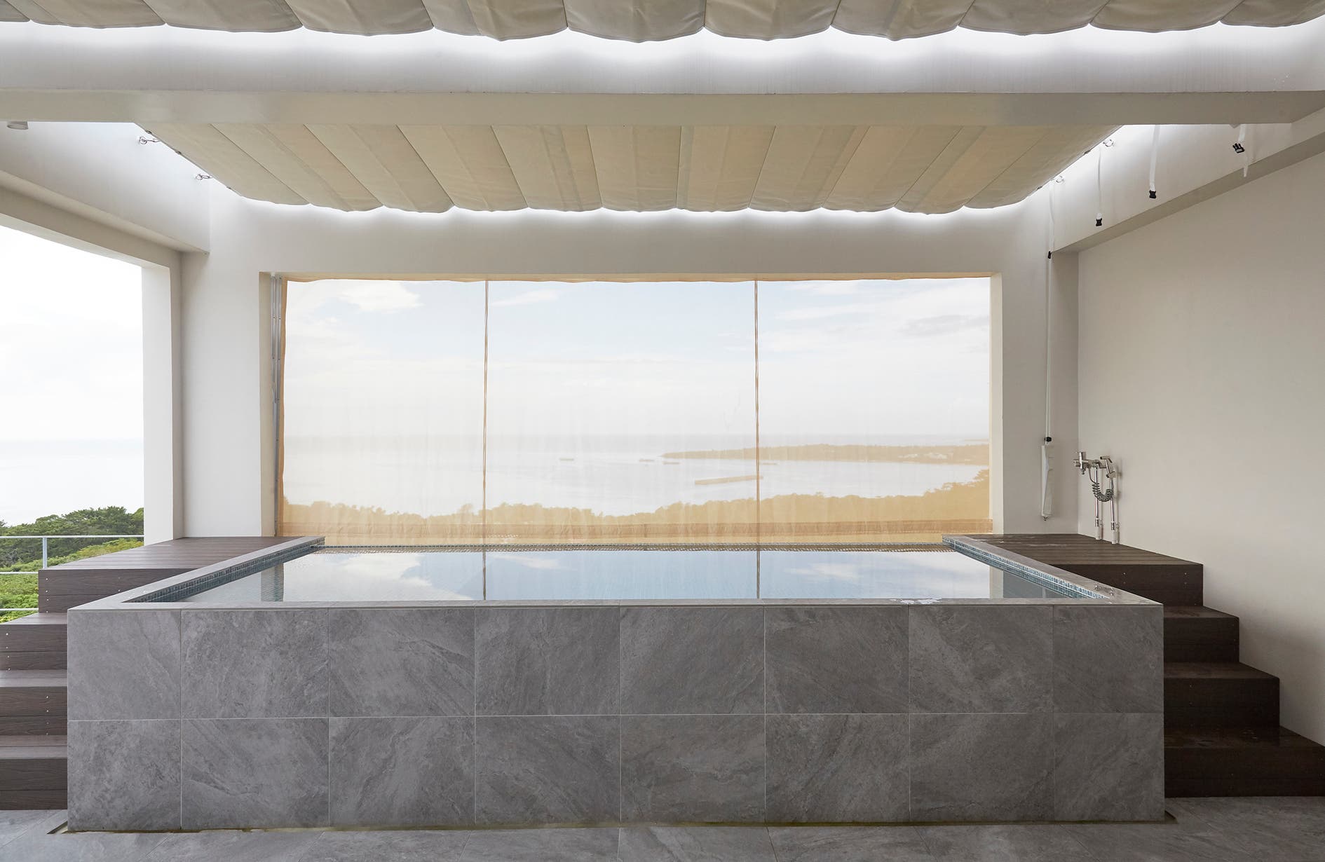 緑あふれる高台からの青い水平線とサンセット、屋上のプールから絶景を望むハウススタジオの写真19