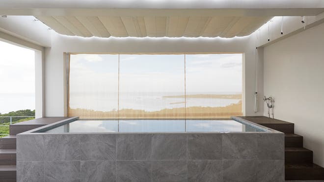 緑あふれる高台からの青い水平線とサンセット、屋上のプールから絶景を望むハウススタジオの写真19