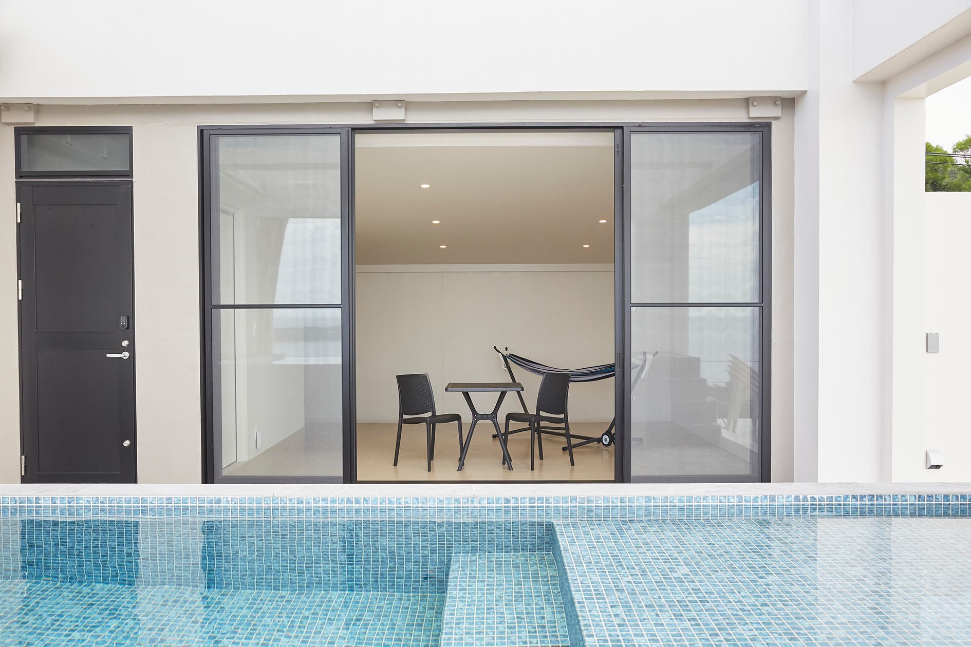 緑あふれる高台からの青い水平線とサンセット、屋上のプールから絶景を望むハウススタジオの写真20