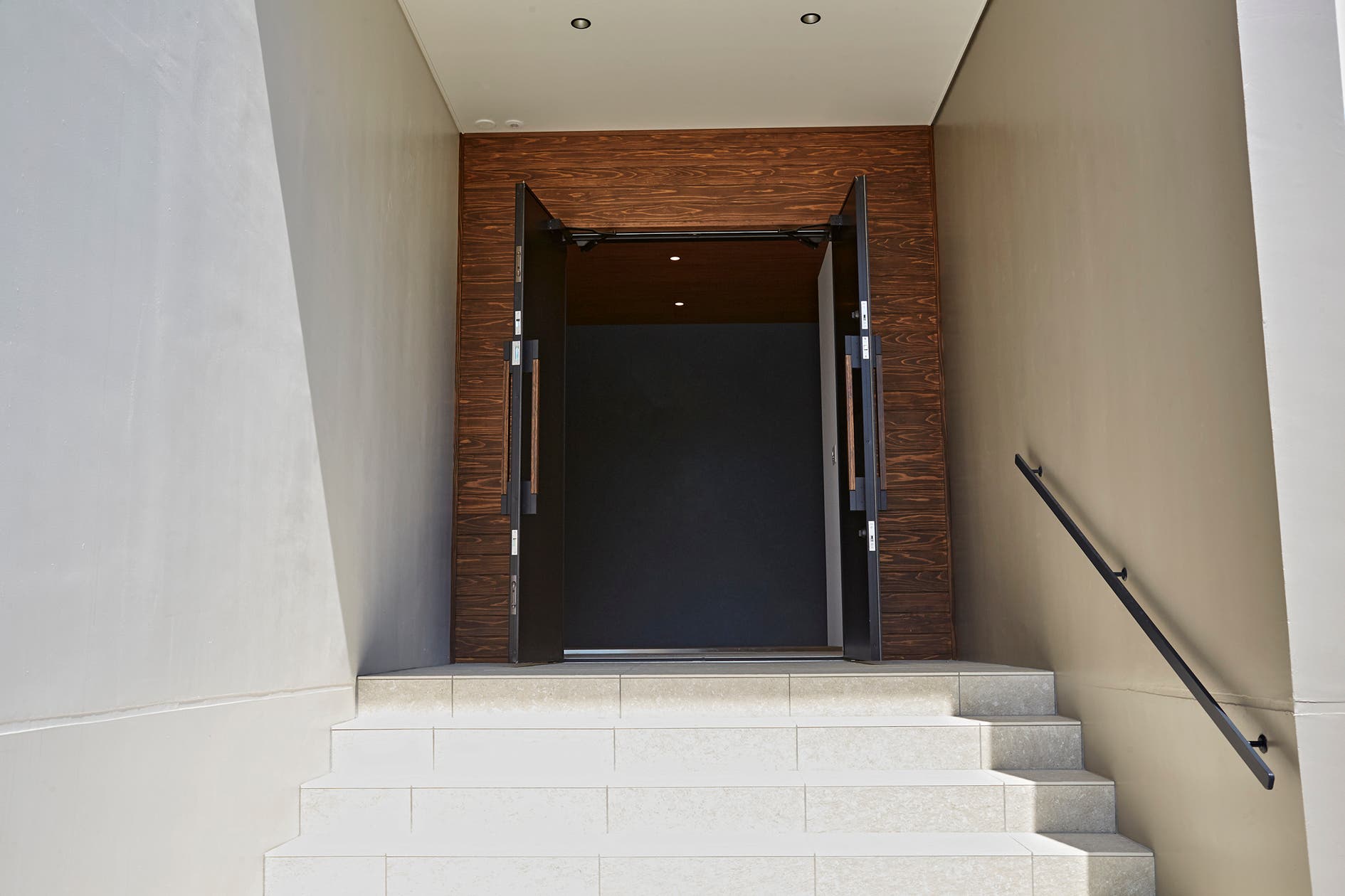 緑あふれる高台からの青い水平線とサンセット、屋上のプールから絶景を望むハウススタジオの写真22