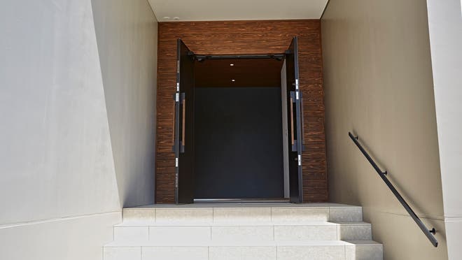 緑あふれる高台からの青い水平線とサンセット、屋上のプールから絶景を望むハウススタジオの写真22