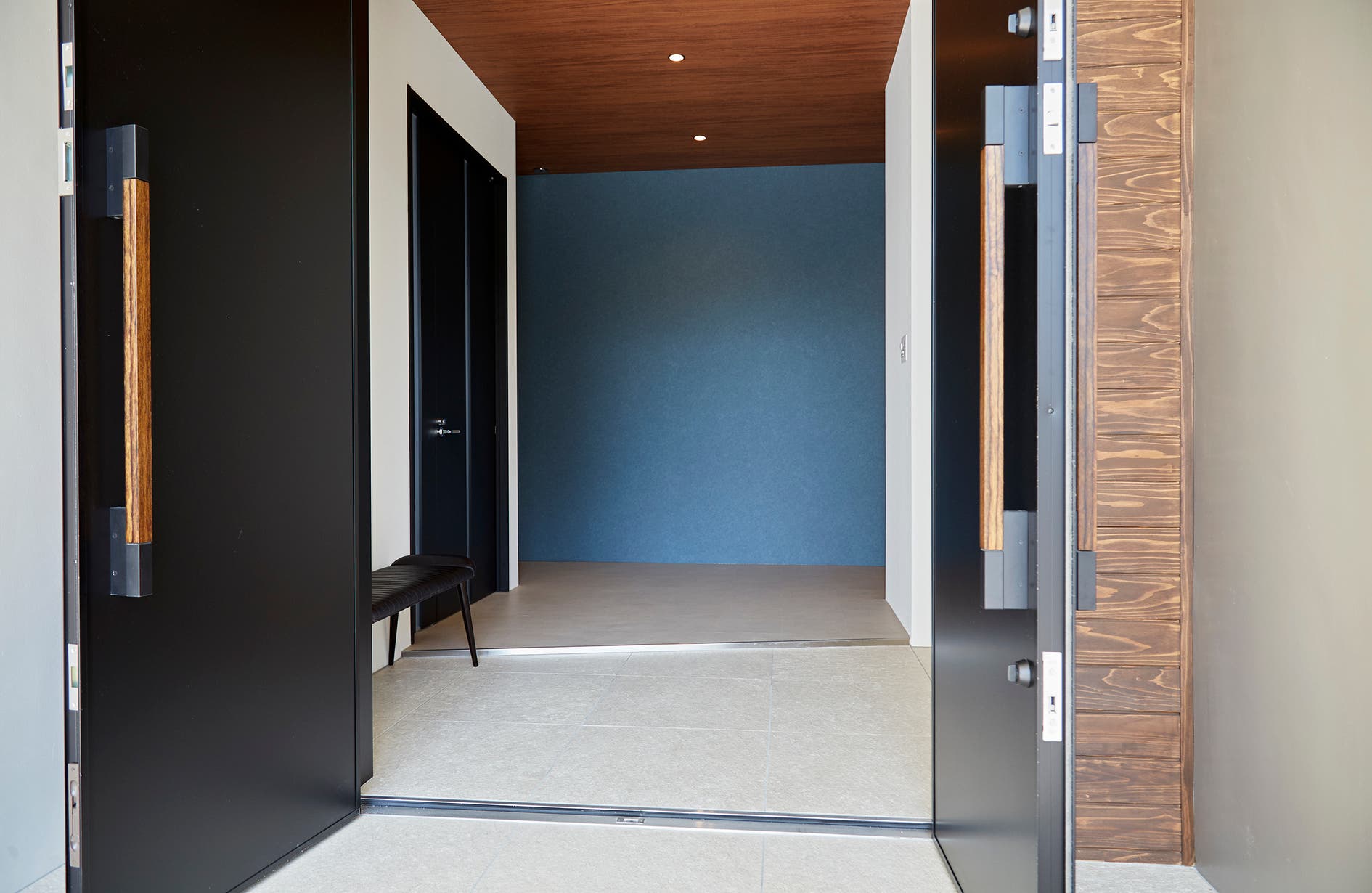 緑あふれる高台からの青い水平線とサンセット、屋上のプールから絶景を望むハウススタジオの写真23