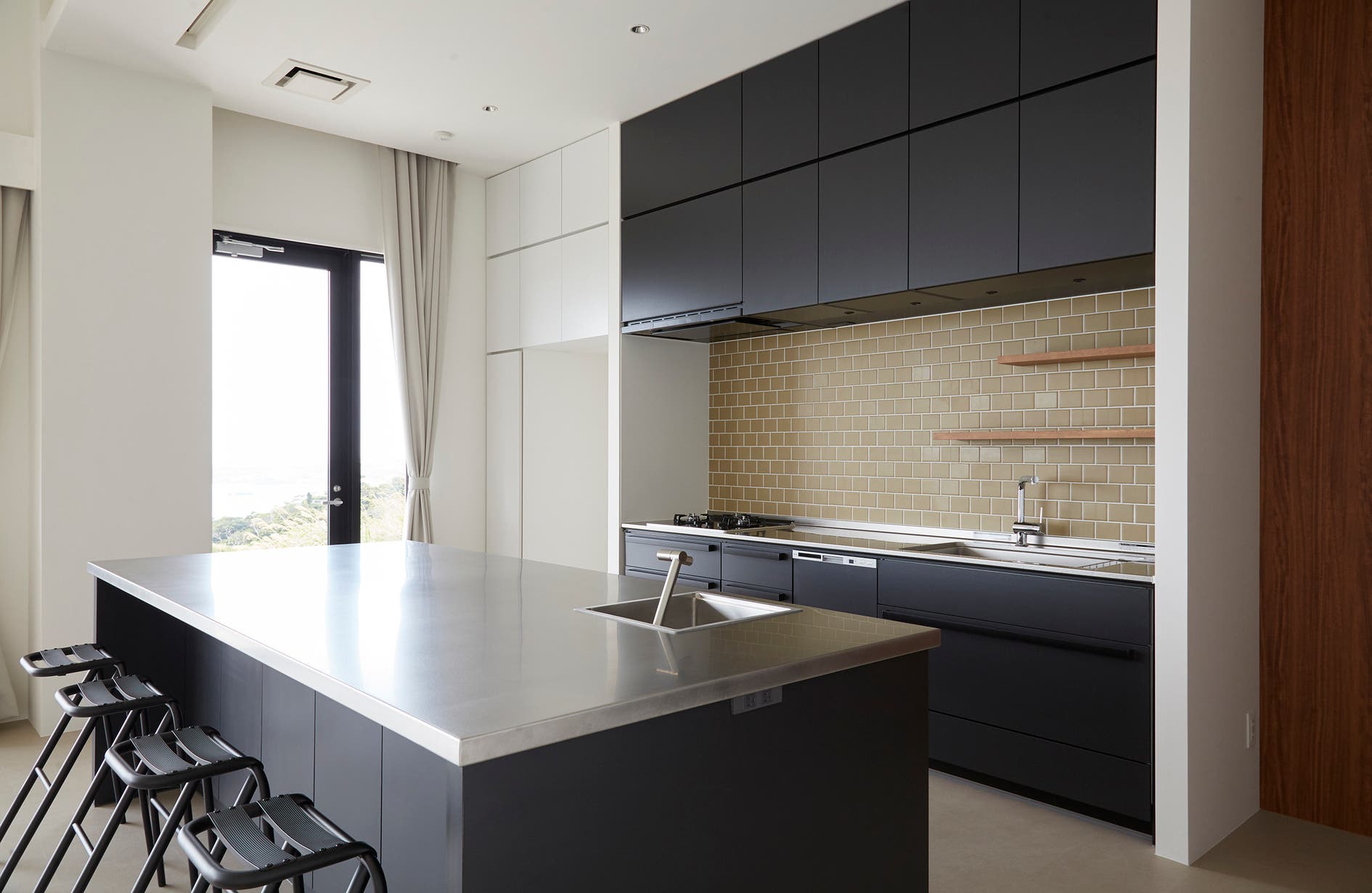 緑あふれる高台からの青い水平線とサンセット、屋上のプールから絶景を望むハウススタジオの写真25