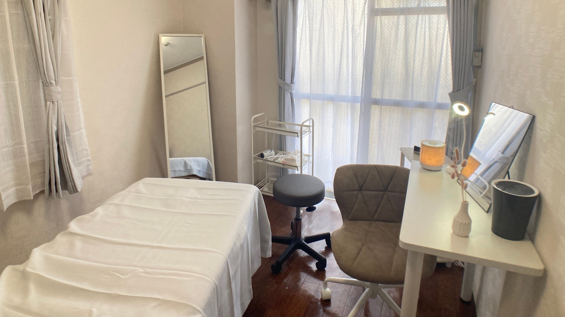 2面採光の角部屋【新大阪4分】静かな完全個室レンタルサロン💎全設備無料貸出💎エステ整体ネイル着替えメイクの写真7