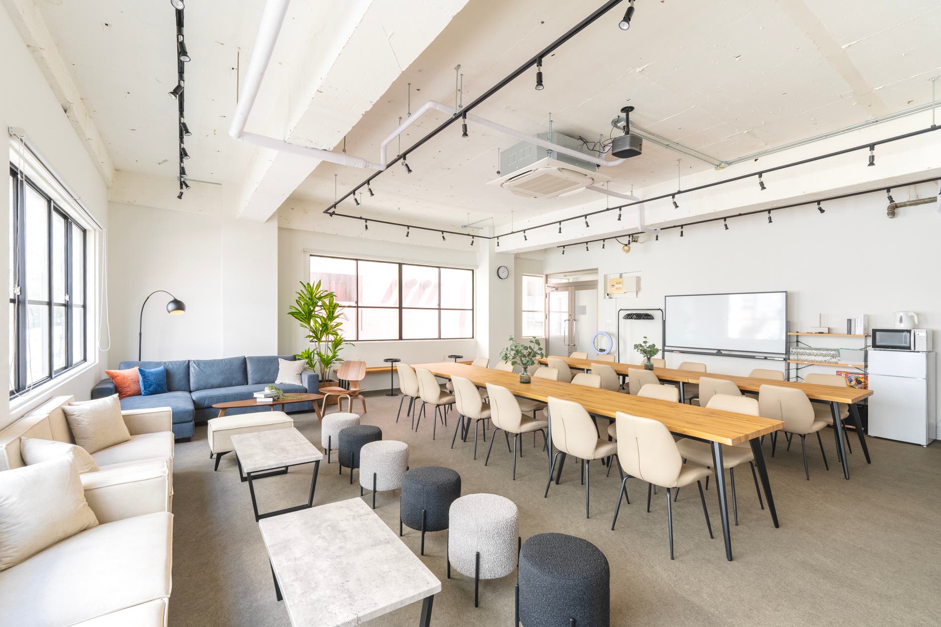 スペモ/忘年会/関内駅4分/大画面プロジェクター/セミナー/会議/懇親会/勉強会/イベント/751_LOUNGE関内の写真1