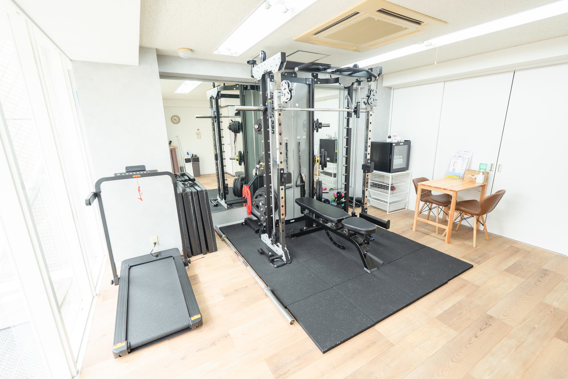 神戸元町駅から徒歩1分の完全個室型レンタルジムの写真1
