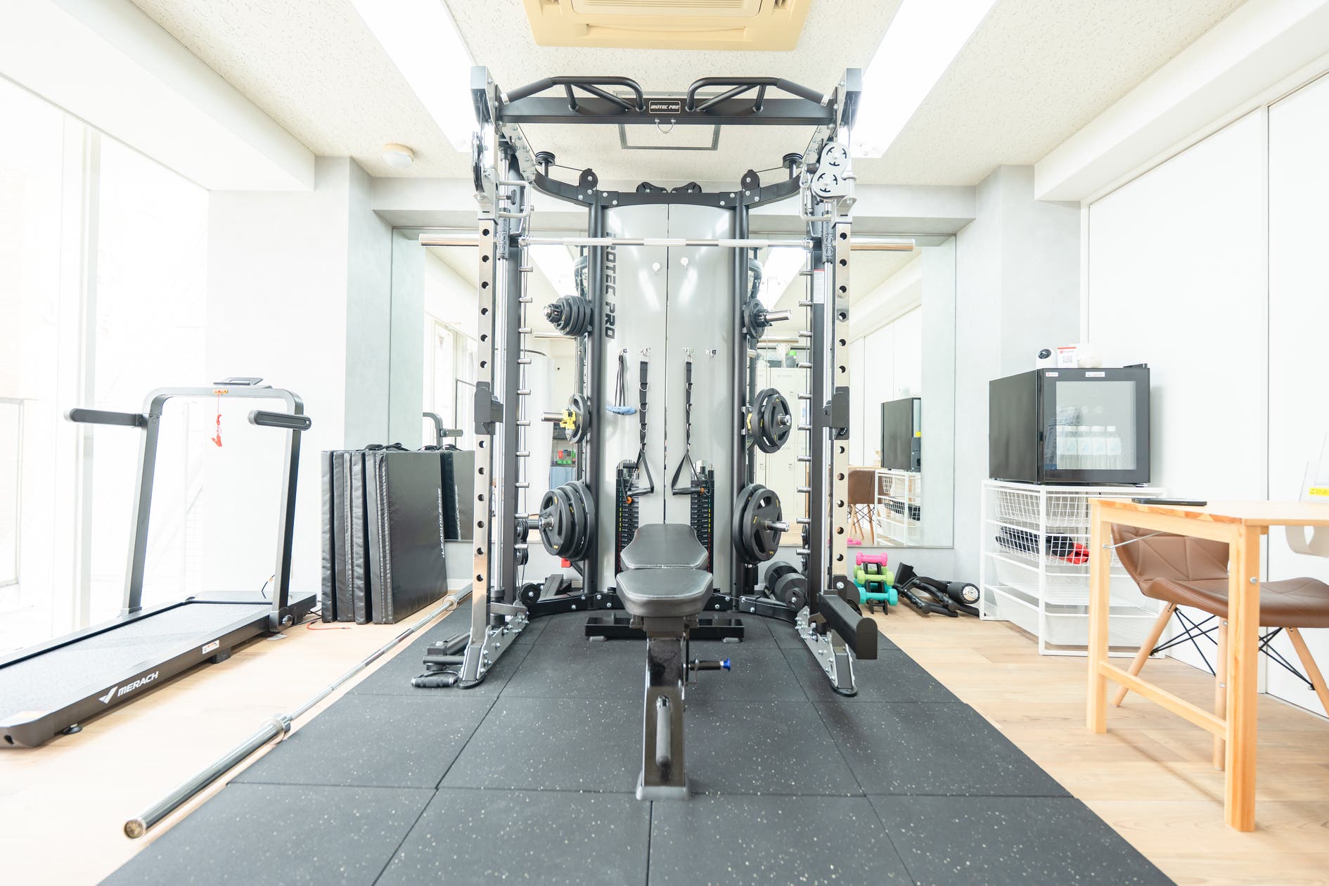 神戸元町駅から徒歩1分の完全個室型レンタルジムの写真2