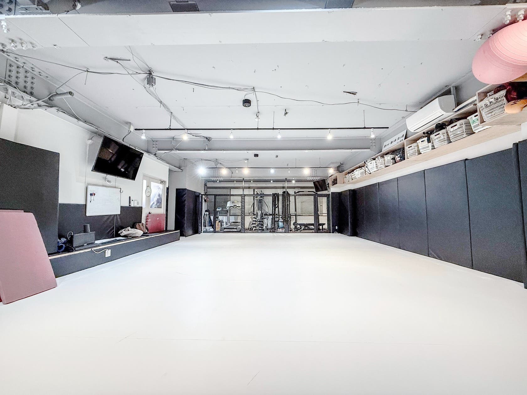 2025年5月リニューアル！サンドバッグ、金網、道具貸出あり！本格格闘技練習、ウェイトトレーニング可能ですの写真1