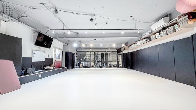 2025年5月リニューアル!サンドバッグ、金網、道具貸出あり!本格格闘技練習、ウェイトトレーニング可能ですの写真1