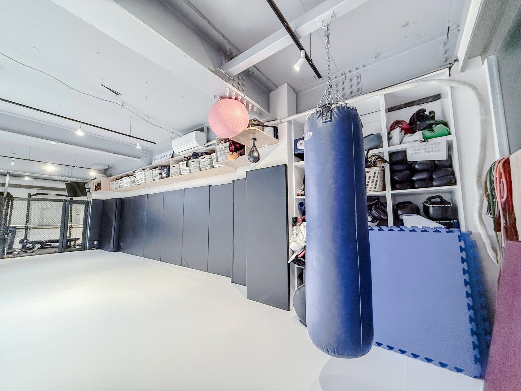 2025年5月リニューアル！サンドバッグ、金網、道具貸出あり！本格格闘技練習、ウェイトトレーニング可能ですの写真3