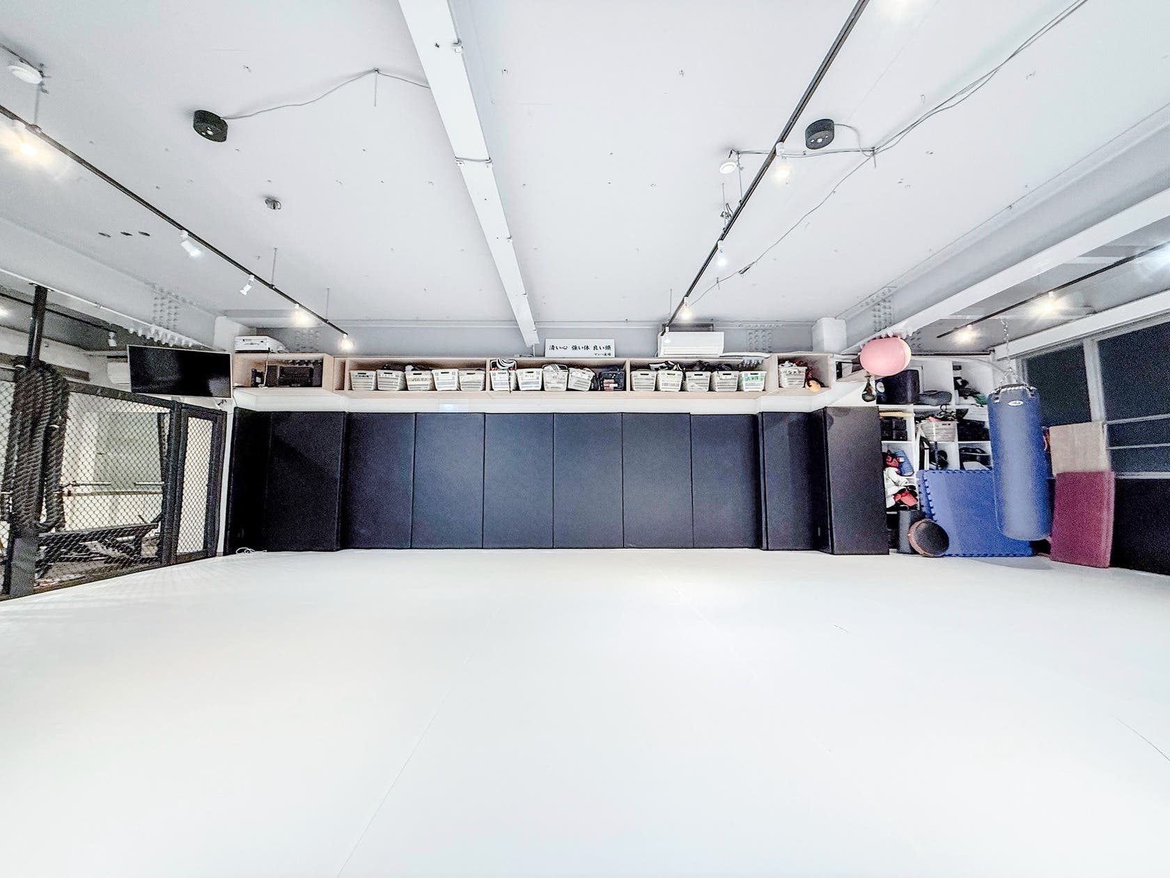 2025年5月リニューアル！サンドバッグ、金網、道具貸出あり！本格格闘技練習、ウェイトトレーニング可能ですの写真4