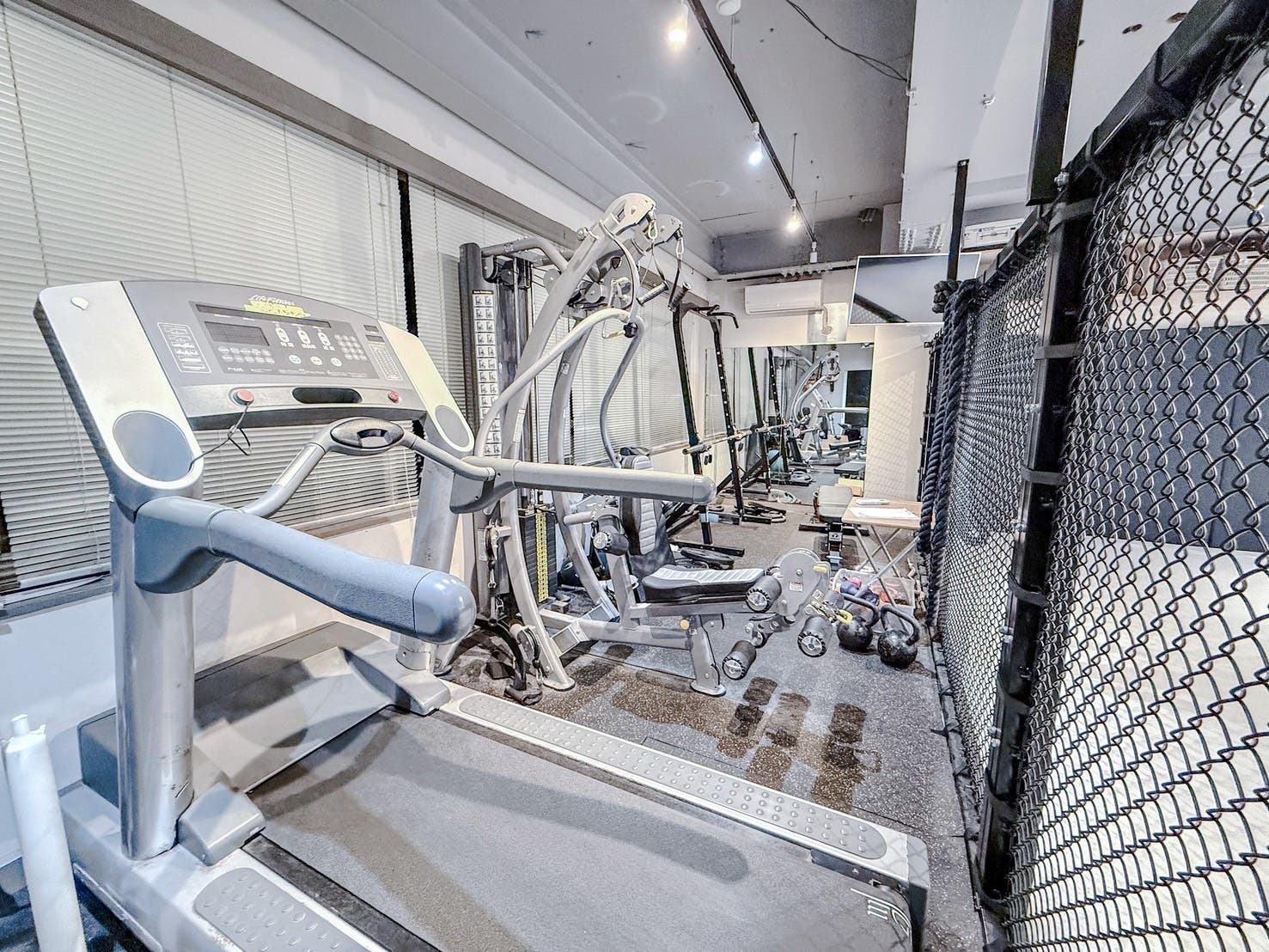 2025年5月リニューアル！サンドバッグ、金網、道具貸出あり！本格格闘技練習、ウェイトトレーニング可能ですの写真8