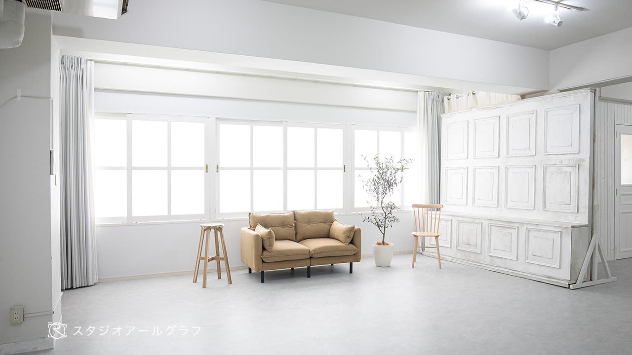 南向きの広い窓から優しい自然光が差し込む撮影用のレンタルフォトスタジオの写真1