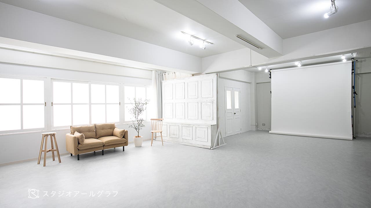 南向きの広い窓から優しい自然光が差し込む撮影用のレンタルフォトスタジオの写真2