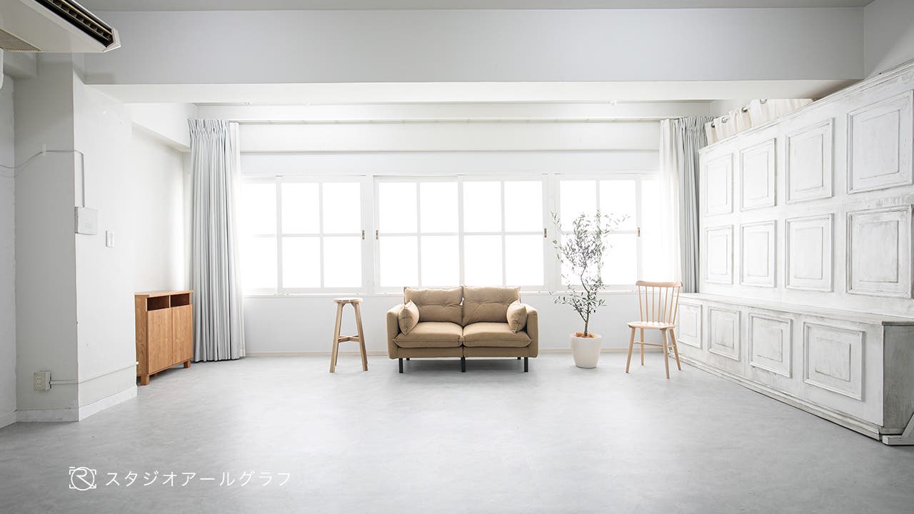 南向きの広い窓から優しい自然光が差し込む撮影用のレンタルフォトスタジオの写真3