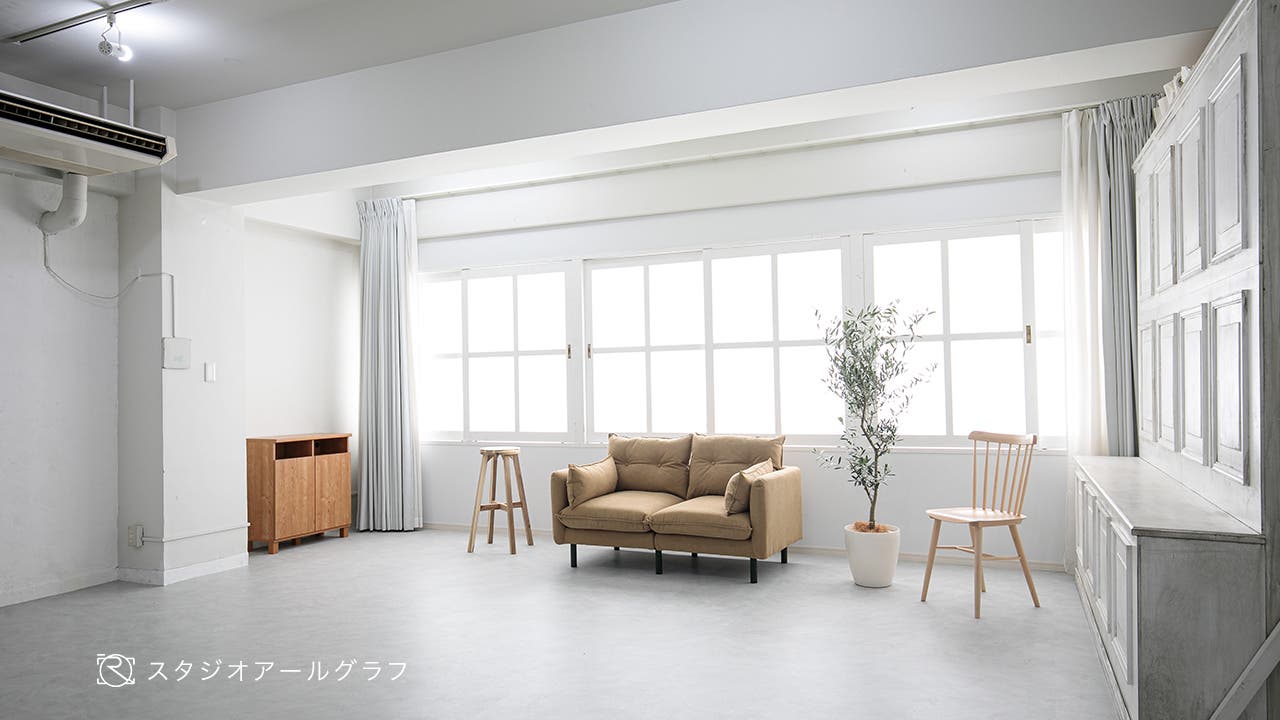 南向きの広い窓から優しい自然光が差し込む撮影用のレンタルフォトスタジオの写真4