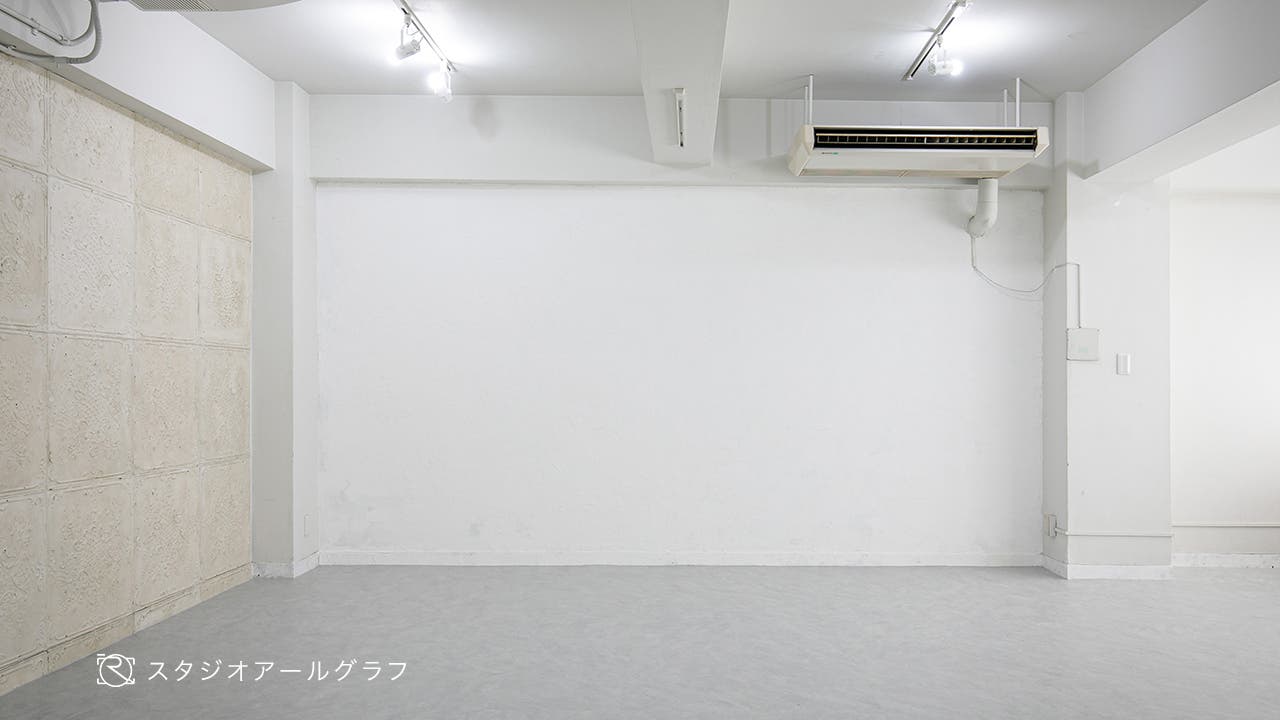 南向きの広い窓から優しい自然光が差し込む撮影用のレンタルフォトスタジオの写真5