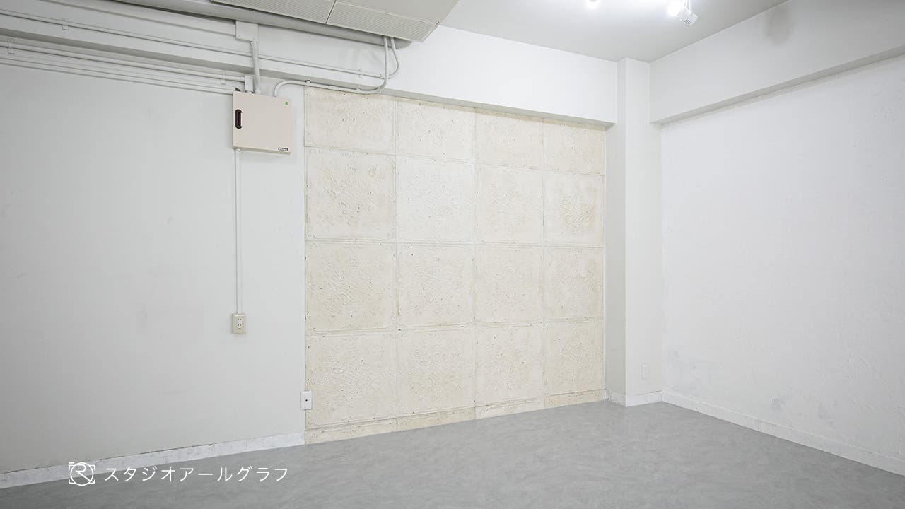 南向きの広い窓から優しい自然光が差し込む撮影用のレンタルフォトスタジオの写真7