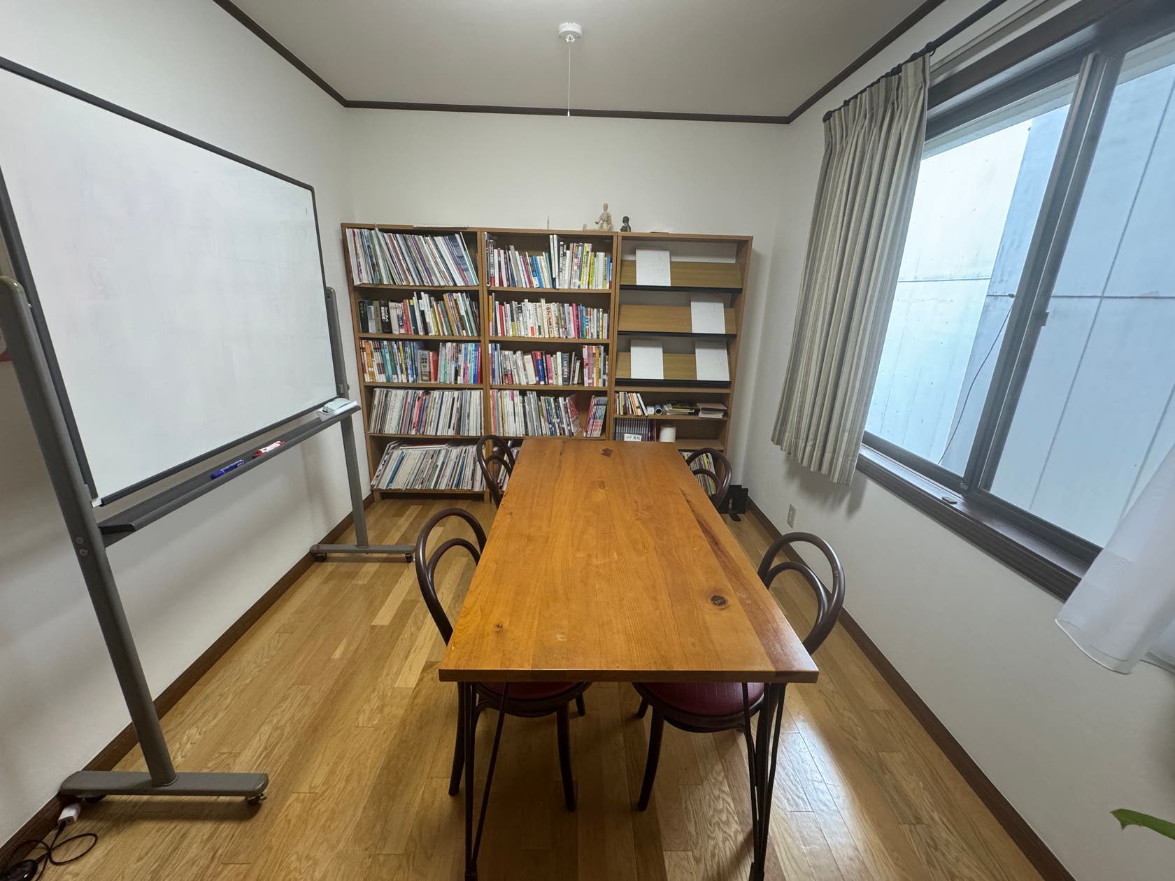 【目白駅7分・ブックルーム】アート＆デザイン書籍が並ぶ静かなスペースの写真2