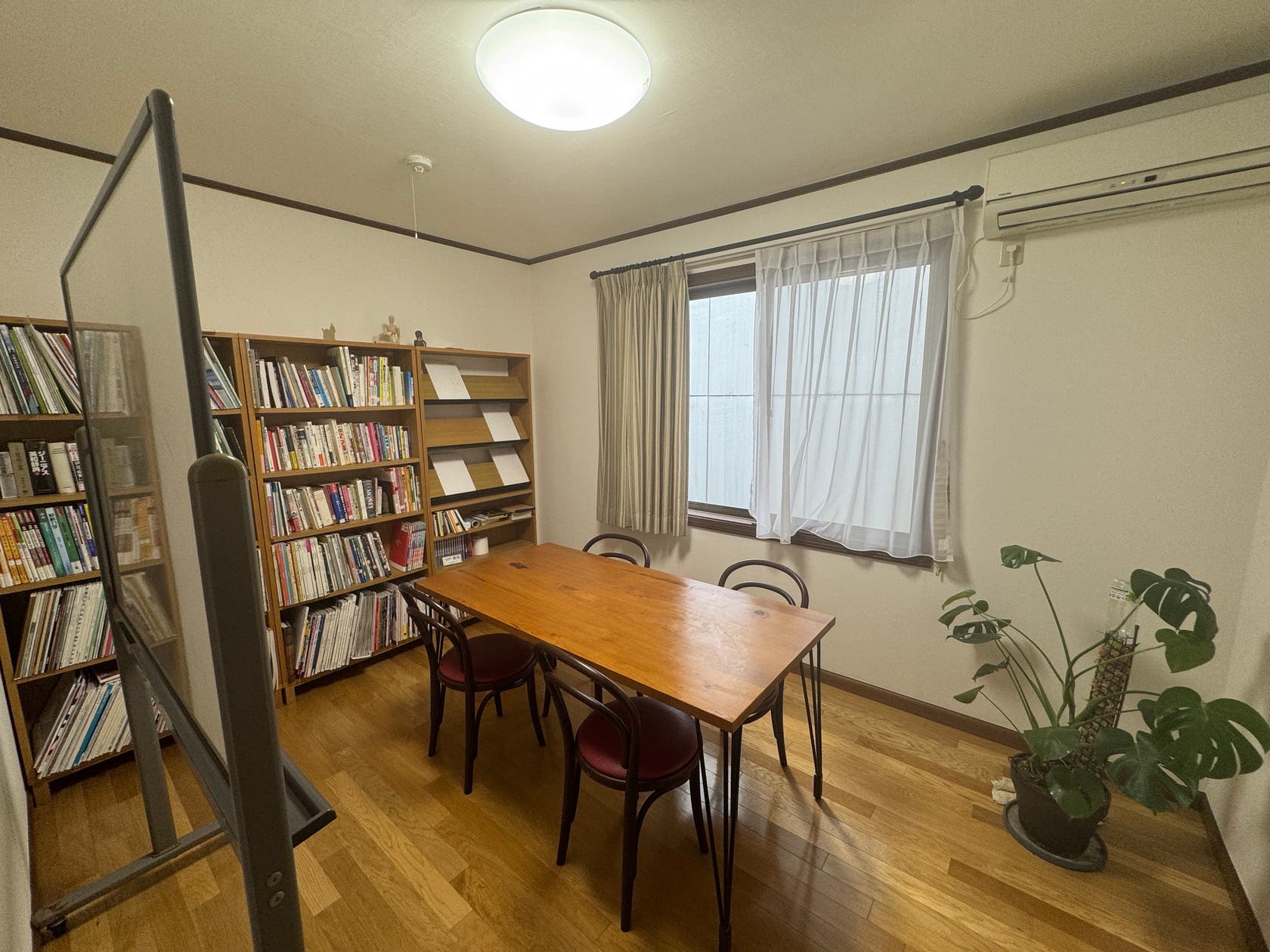 【目白駅7分・ブックルーム】アート＆デザイン書籍が並ぶ静かなスペースの写真3