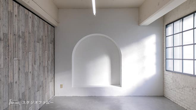 自然光たっぷり!白を基調にした光と花のレンタルフォトスタジオ【北堀江】の写真13